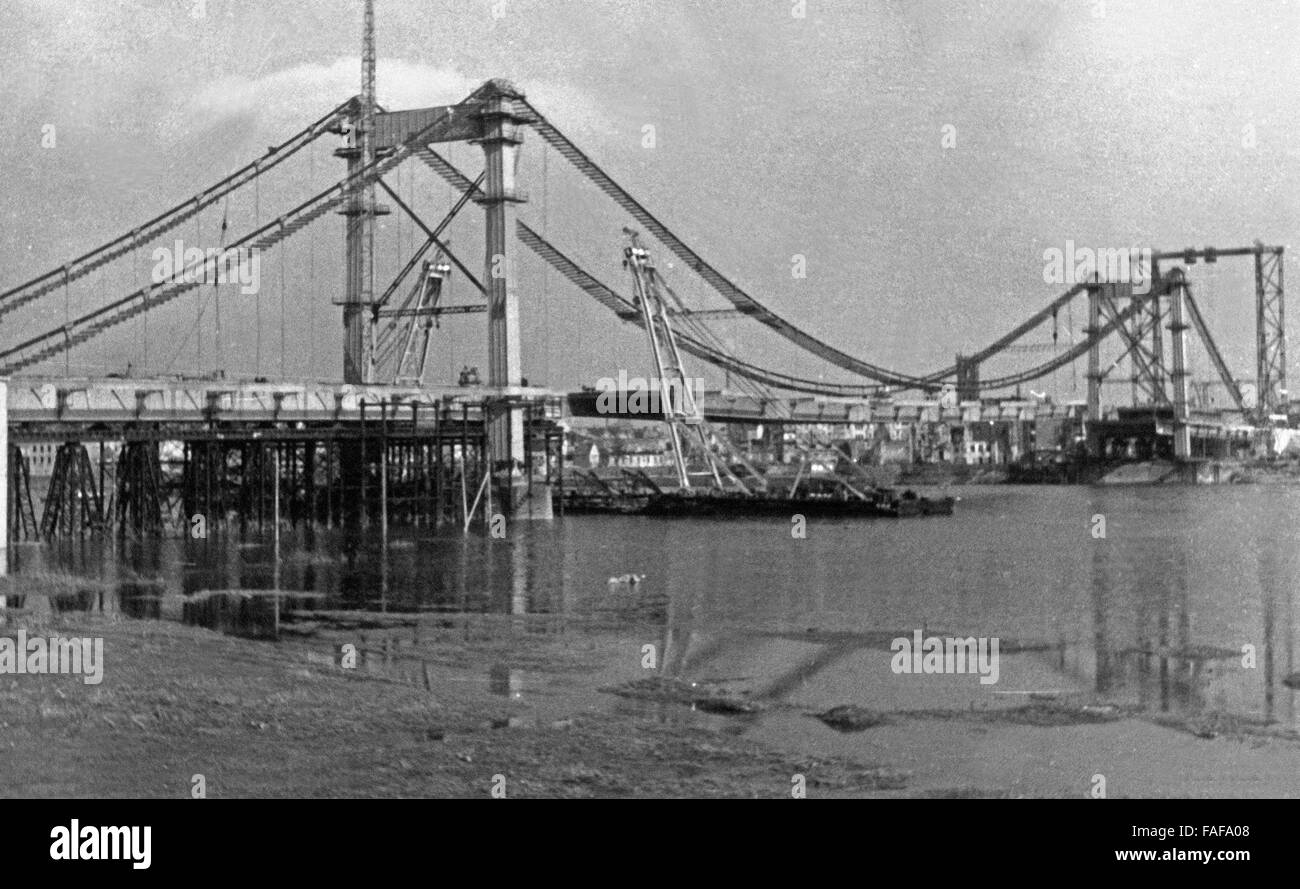 Die Adolf-Hitler-Brücke (später: Rodenkirchener Brücke) im Süden von ...
