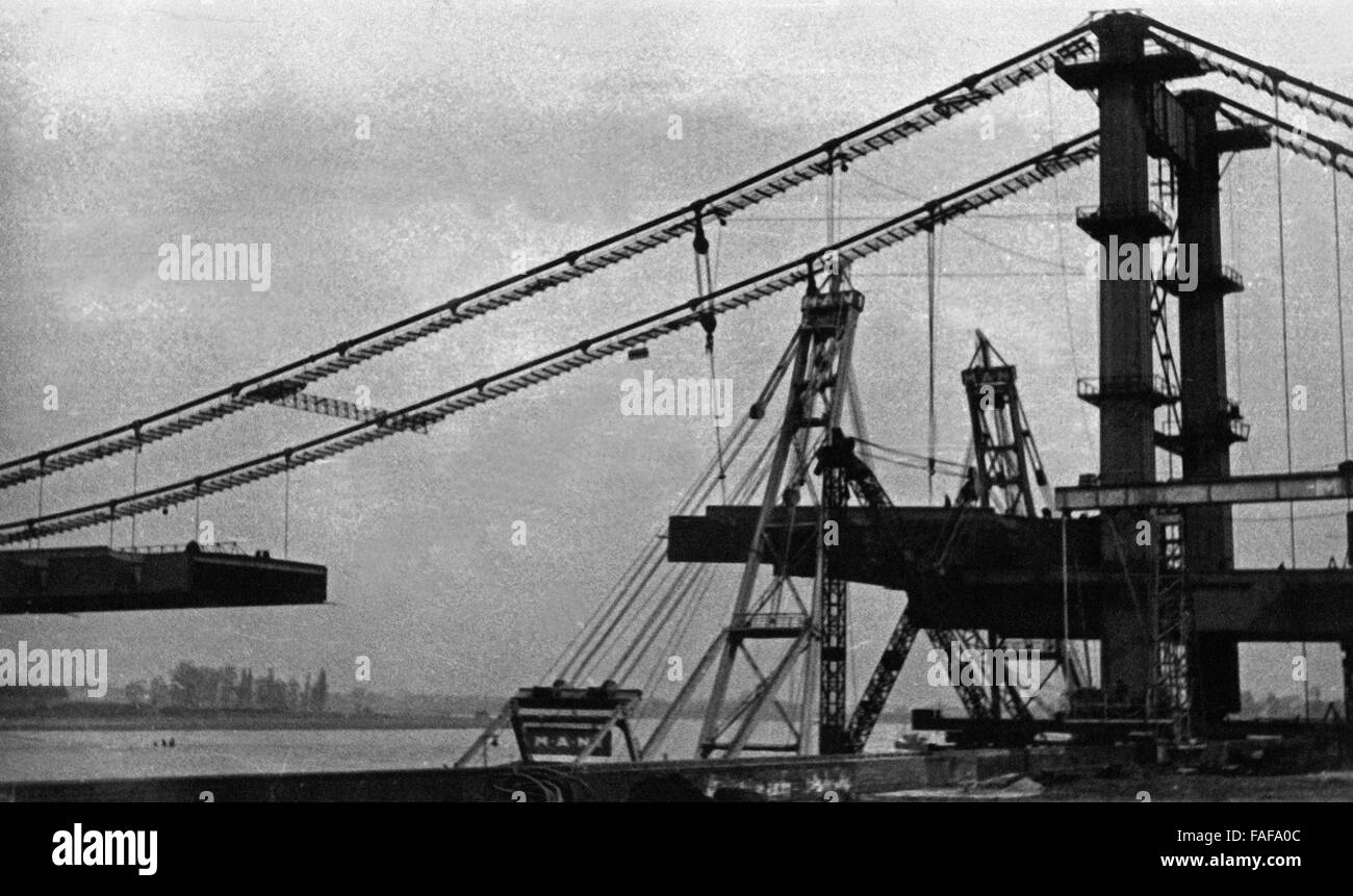 Die Adolf-Hitler-Brücke (später: Rodenkirchener Brücke) im Süden von ...