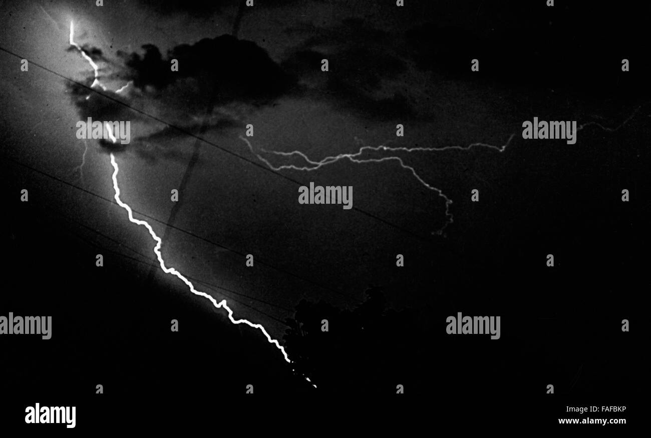 Ein Gewitter mit Blitz und Donner geht übers Land, Deutschland 1930er ...