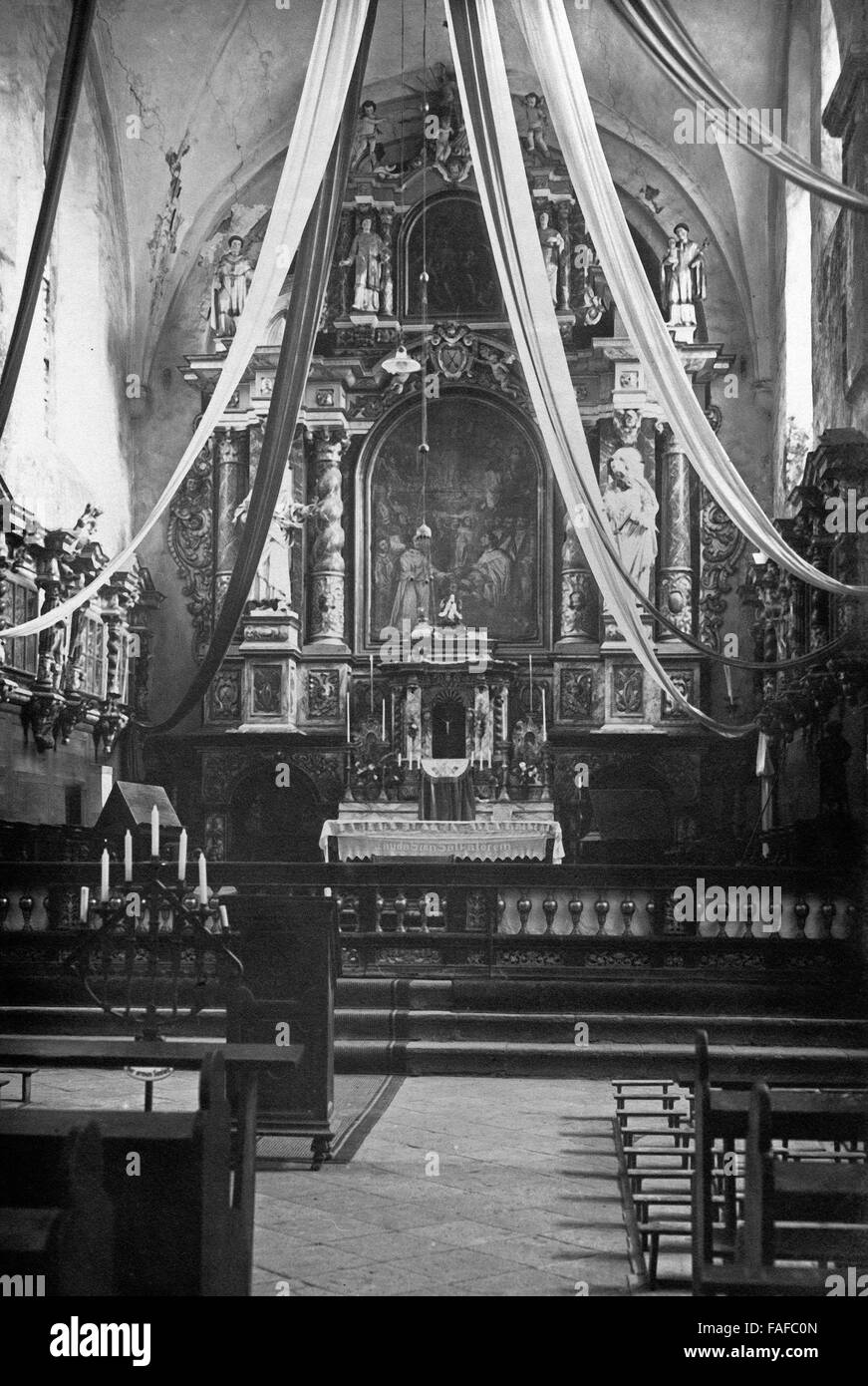 Altar in der Basilika von Kloster Steinfeld in Kall in der Eifel ...