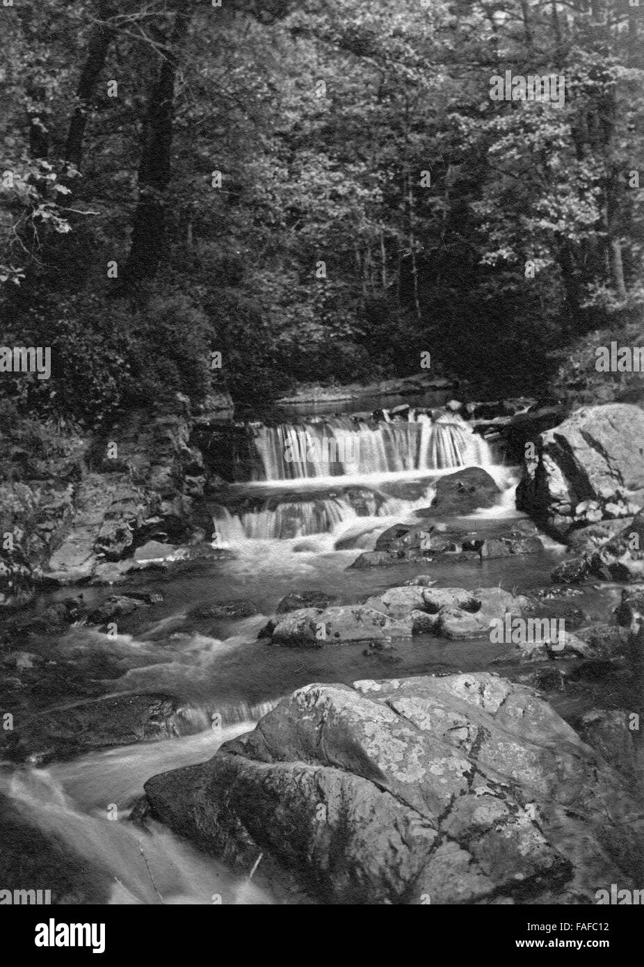Wasserfall im Flusslauf der Kleinen Kyll in der Vulkaneifel ...