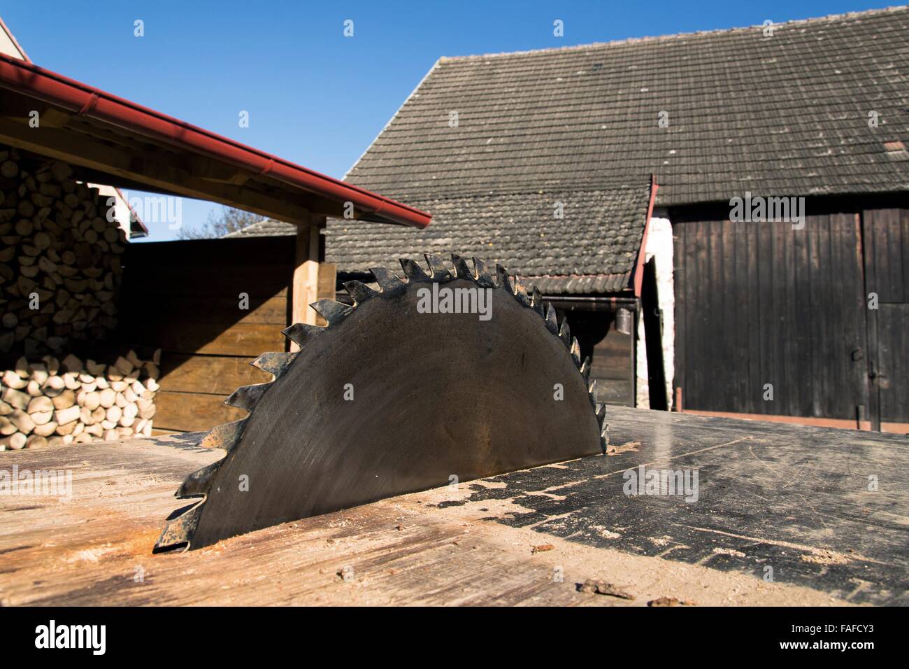Rusty saw sharp teeth metal hi-res stock photography and images - Alamy