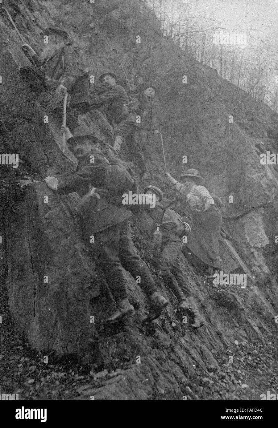 Gruppe der Naturfreunde Cöln versucht sich im Bergsteigen, Deutschland ...