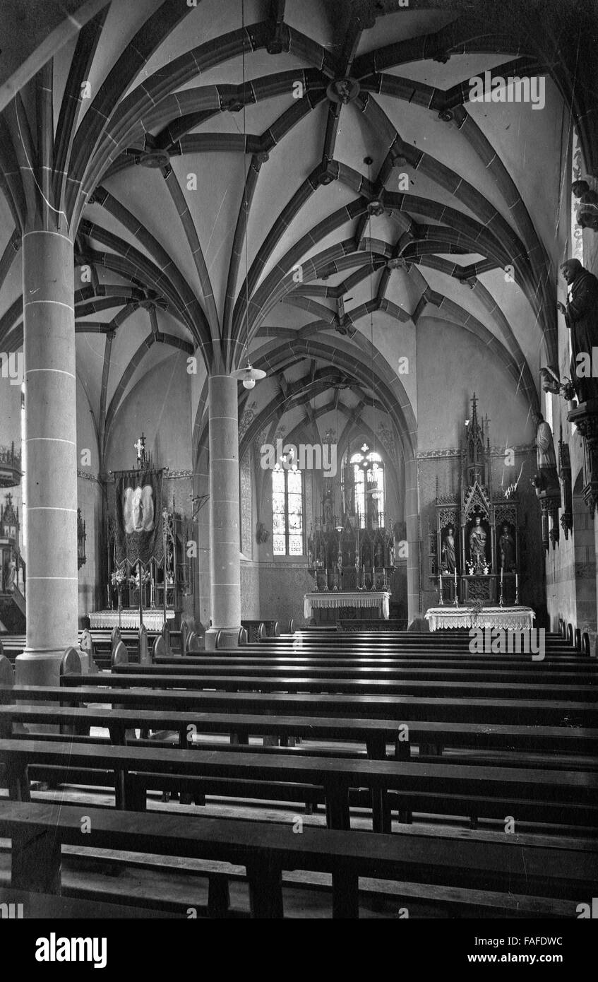 In der Kirche St. Laurentius in Bremm an der Mosel, Deutschland 1930er ...