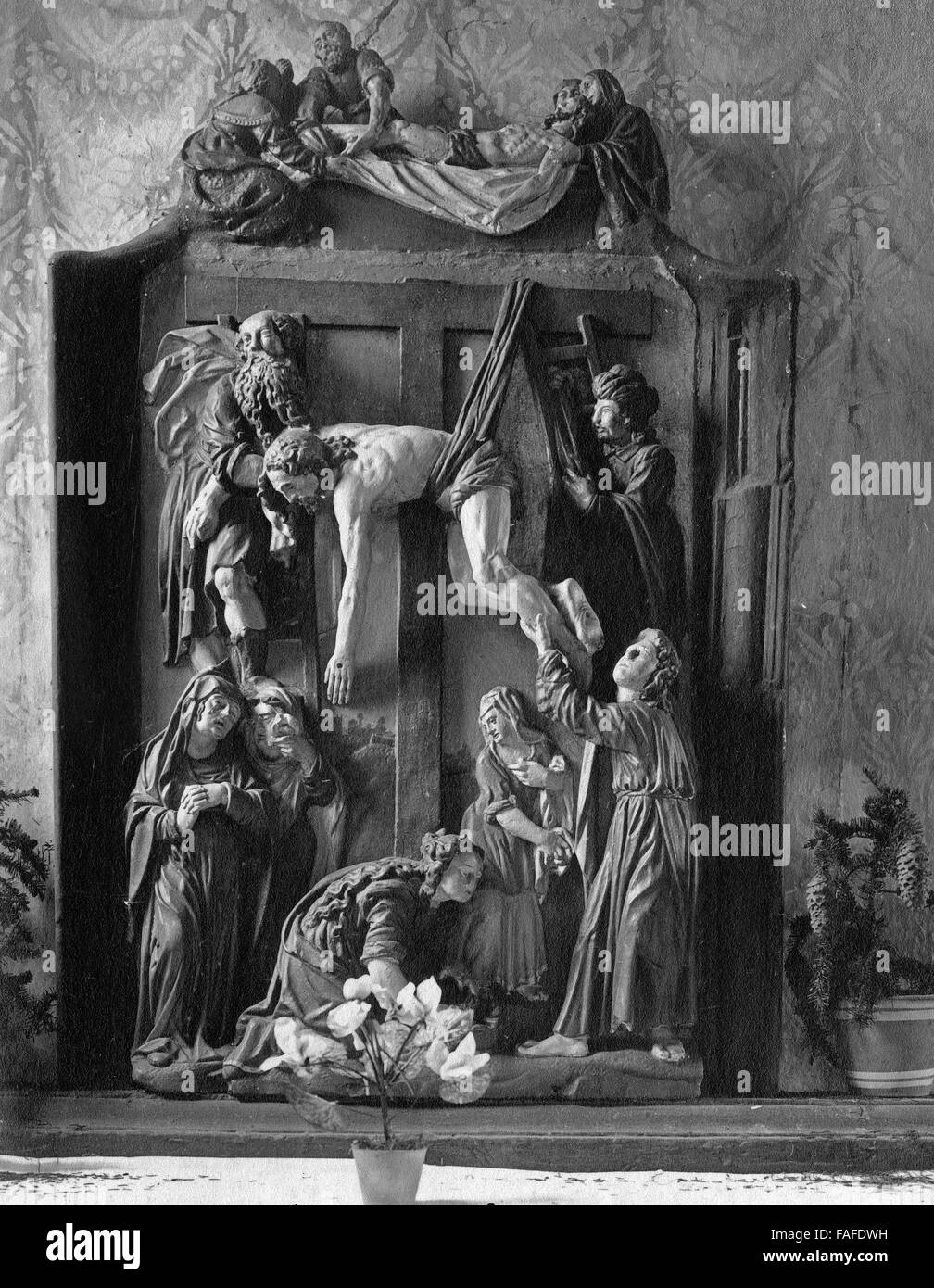 Ein Altar in der Kirche St. Martin in Ediger an der Mosel zeigt die Kreuzabnahme Jesu ...