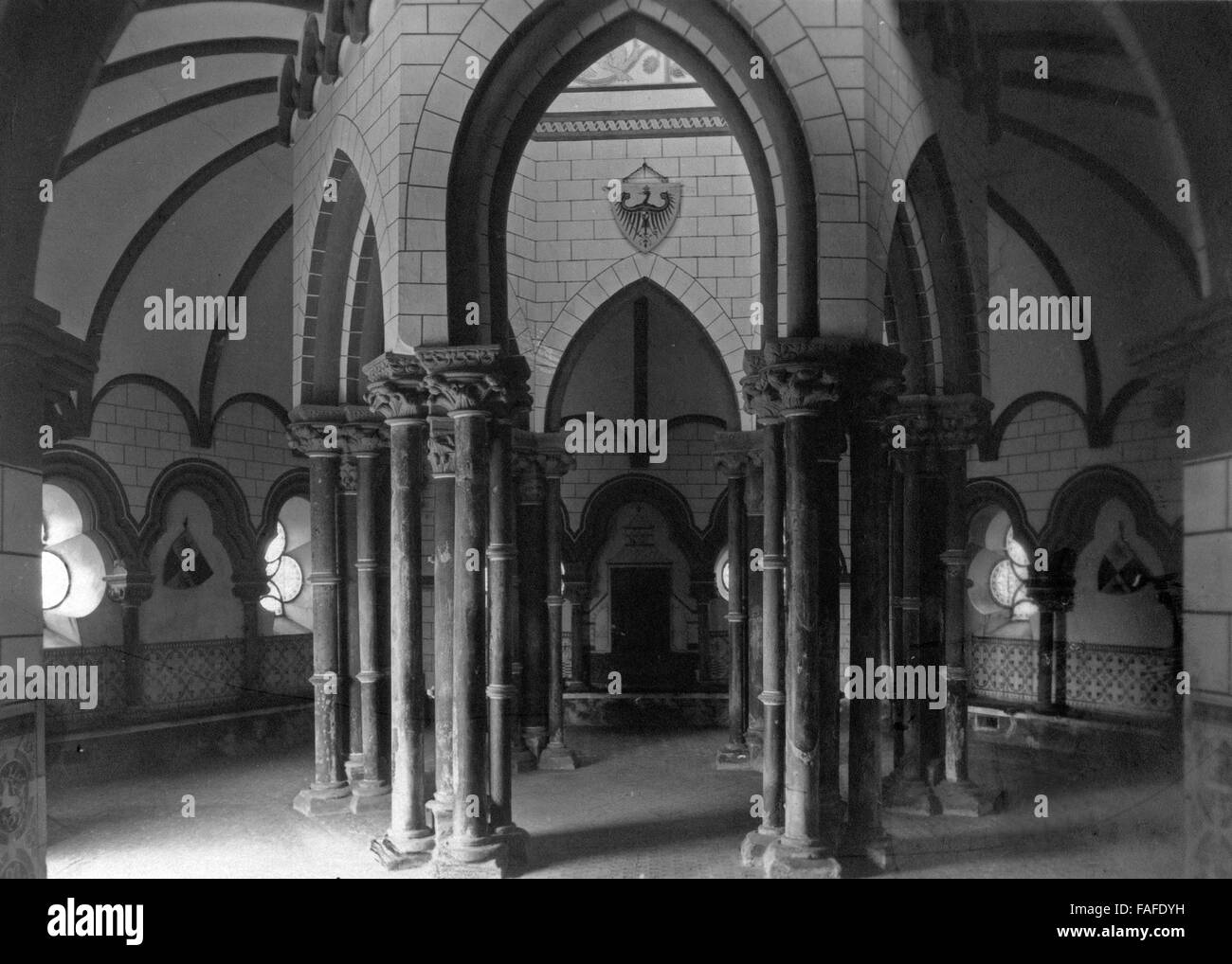 In der Matthiaskapelle in Kobern an der Mosel, Deutschland 1930er Jahre ...