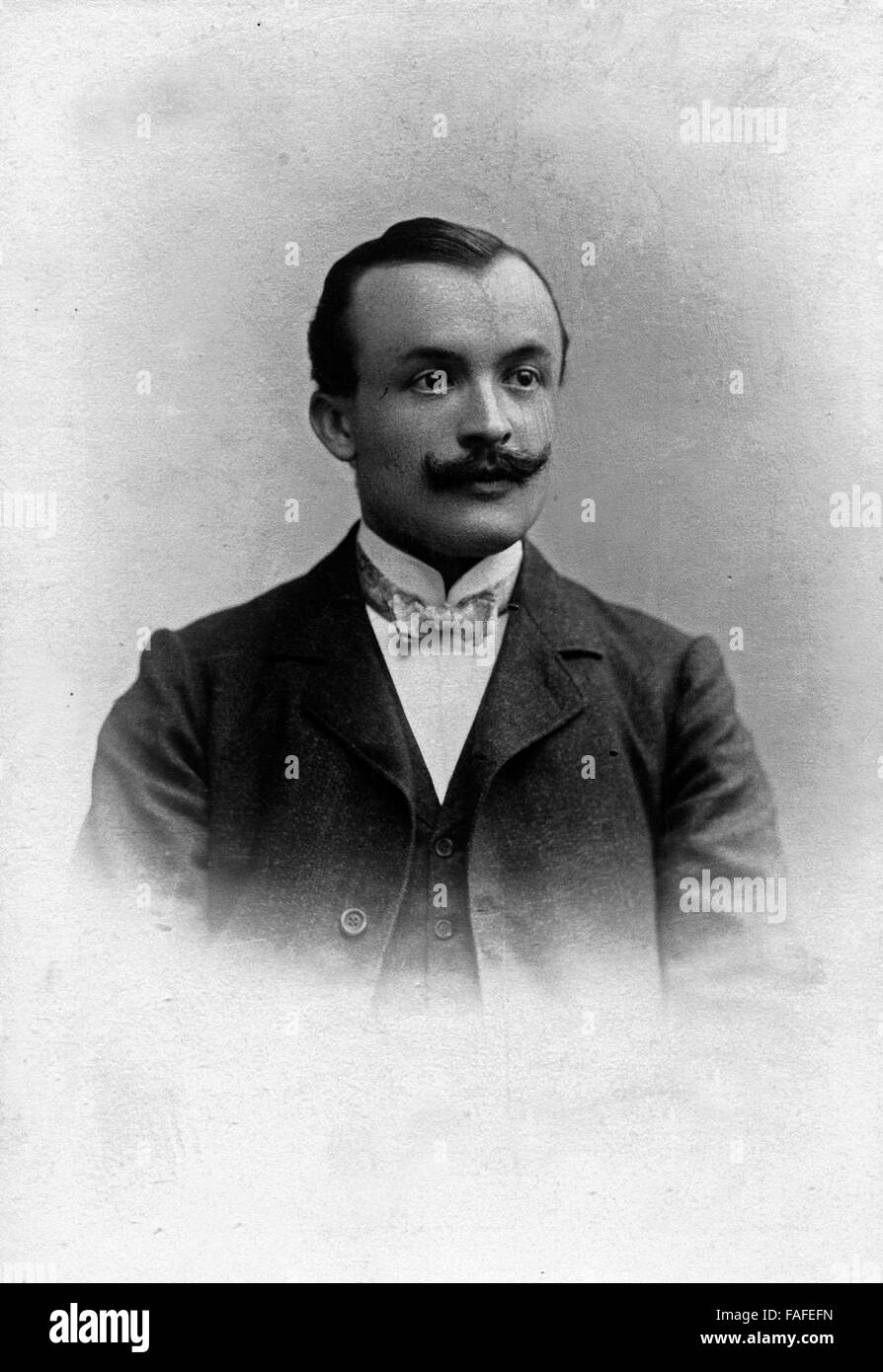 Porträt eines Mannes beim Fotografen, Deutschland 1900er Jahre ...