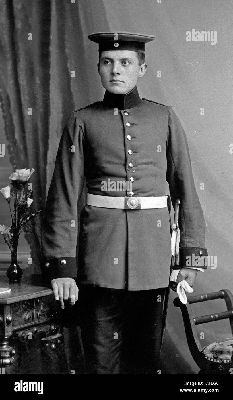 Porträt eines Mannes in Uniform, Deutschland 1900er Jahre. Portrait of ...