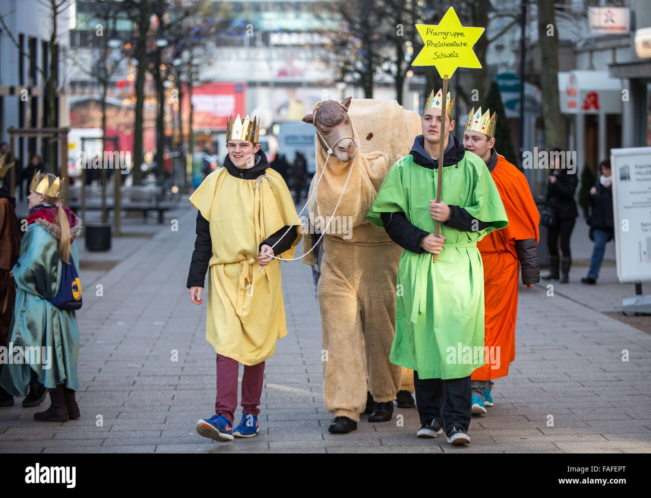 Fulda, Germany. 29th Dec, 2015. Star singers form the Rheinhessische ...
