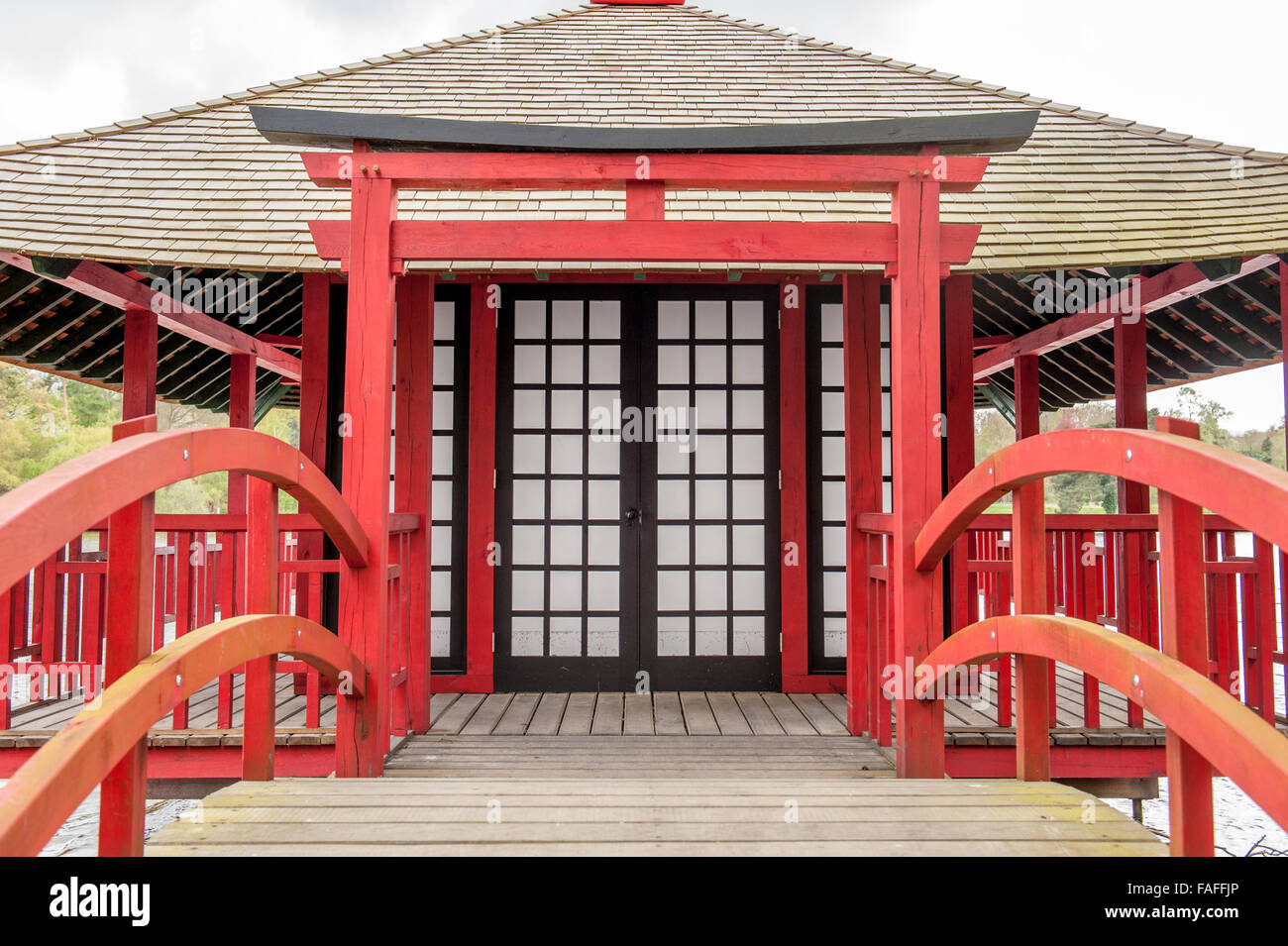 Oriental Japanese red architecture wooden structure Stock Photo - Alamy