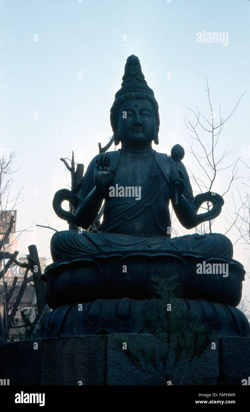 Kannon Göttin im Asakusa Kannon Tempel in Tokio, Japan 1960er Jahre ...