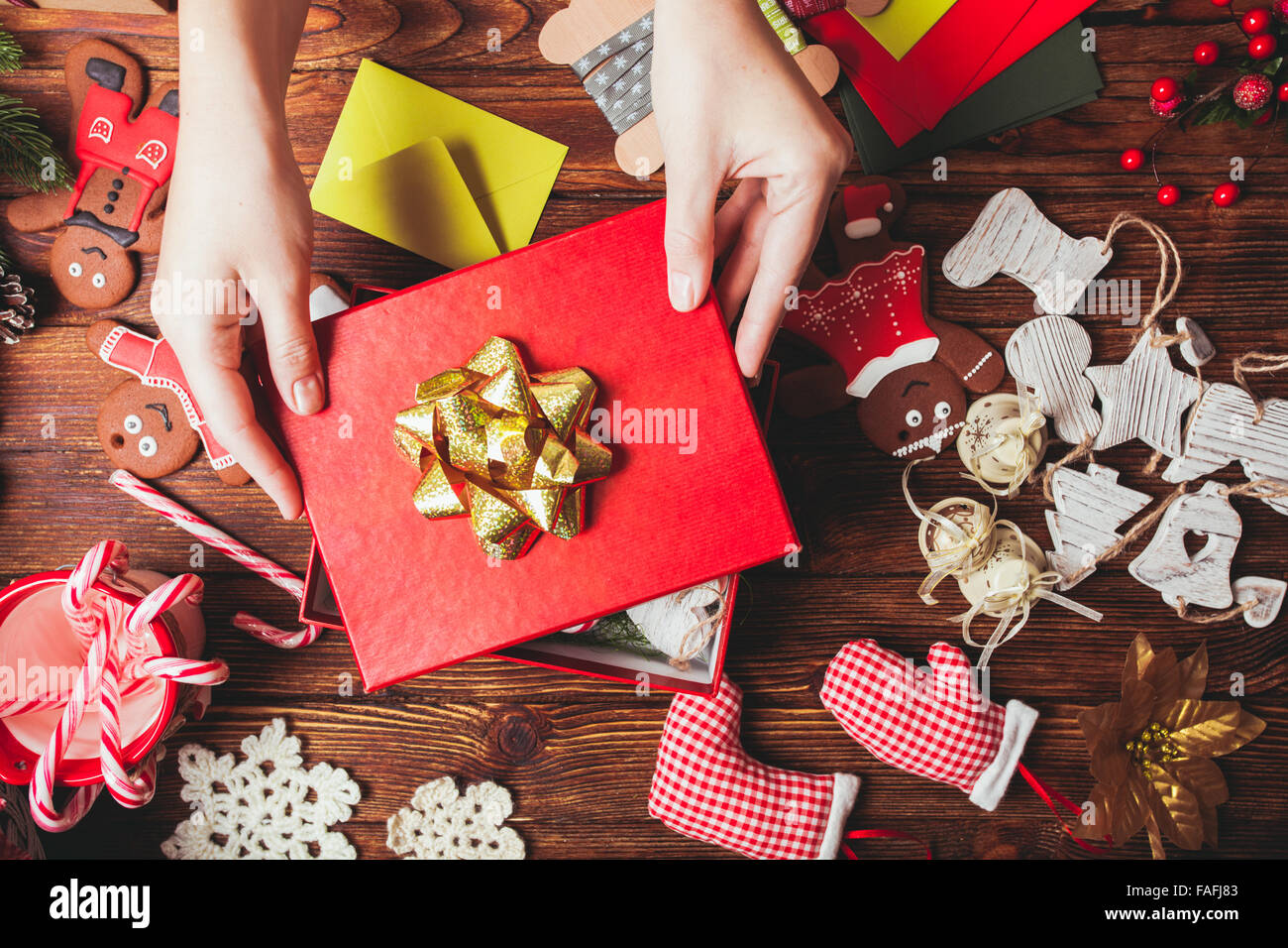 Preparation a Christmas gift box Stock Photo - Alamy