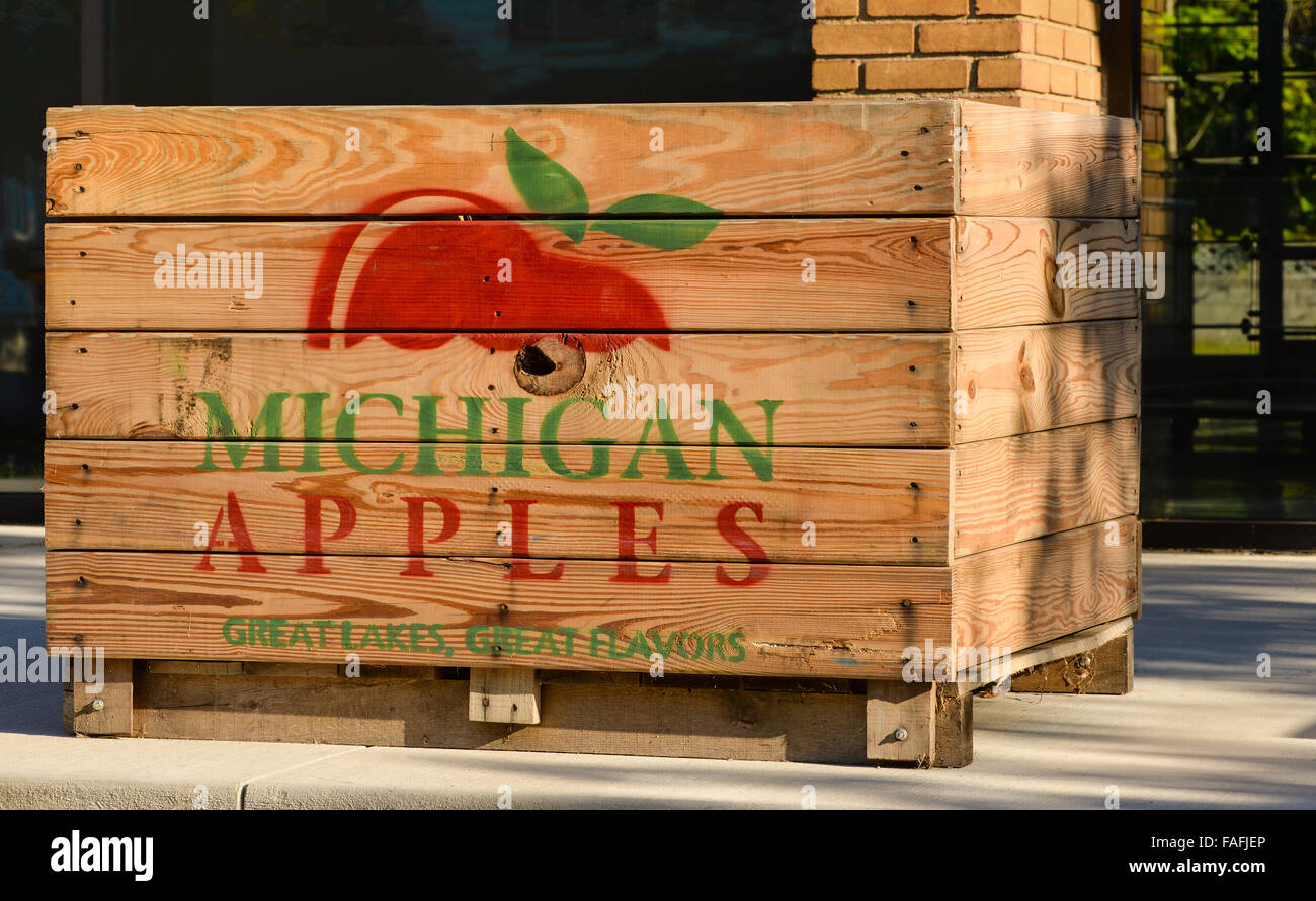 Apple crate hi-res stock photography and images - Alamy