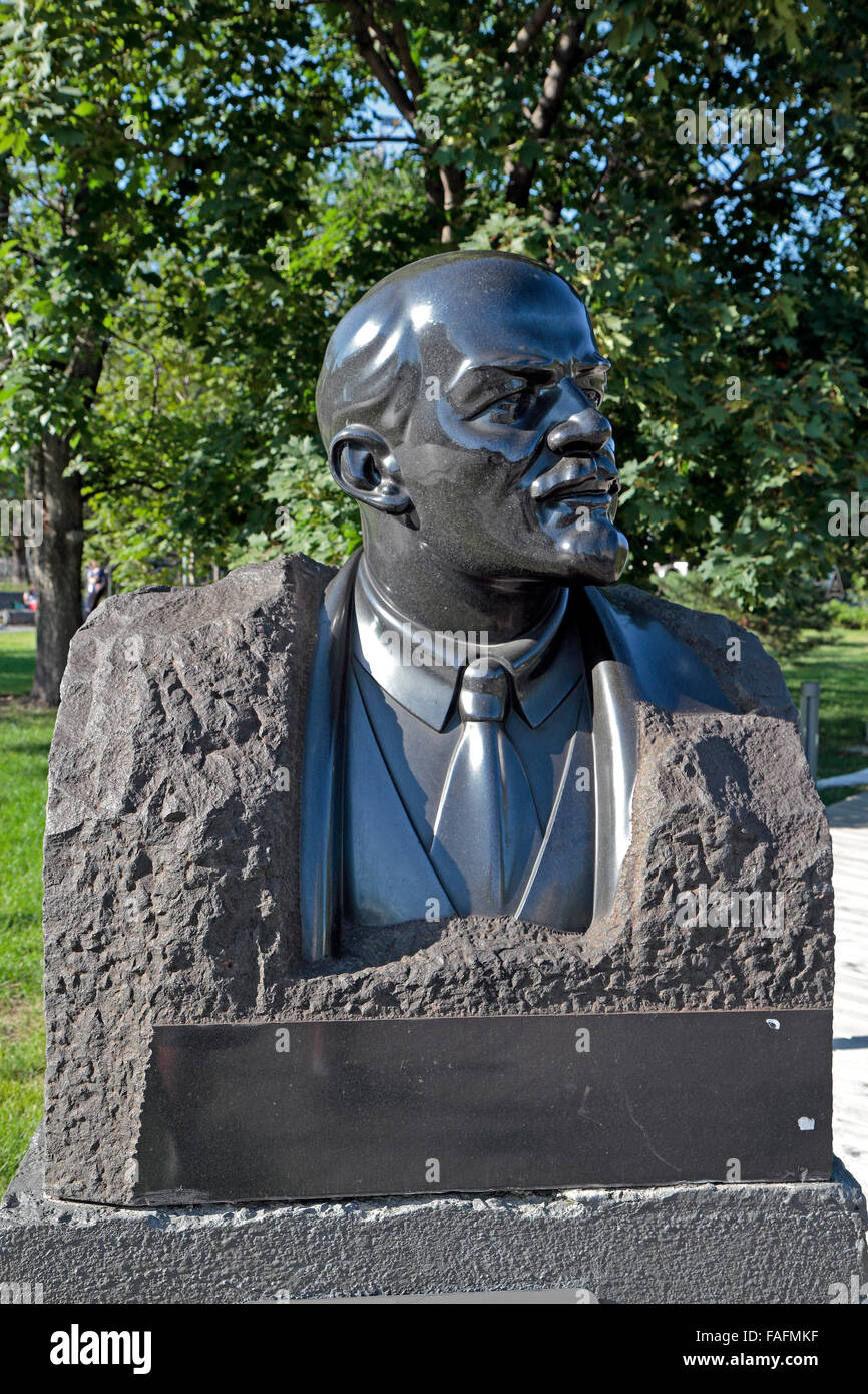 Vladimir Lenin bust/memorial in the Fallen Monument Park (Muzeon Park ...