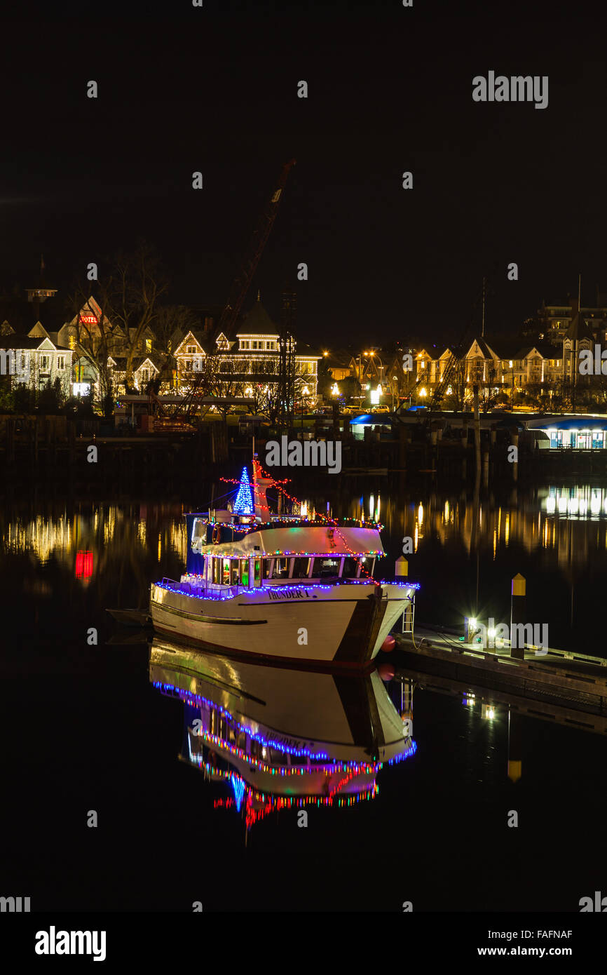 Illuminated boat dock hi-res stock photography and images - Alamy