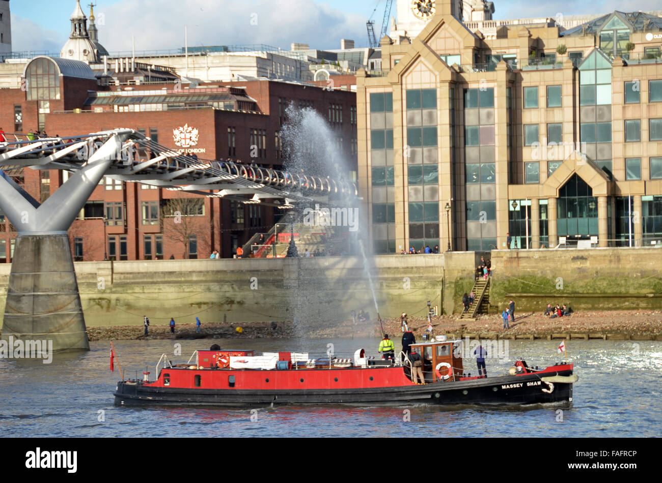 London blitz bridge hi-res stock photography and images - Alamy