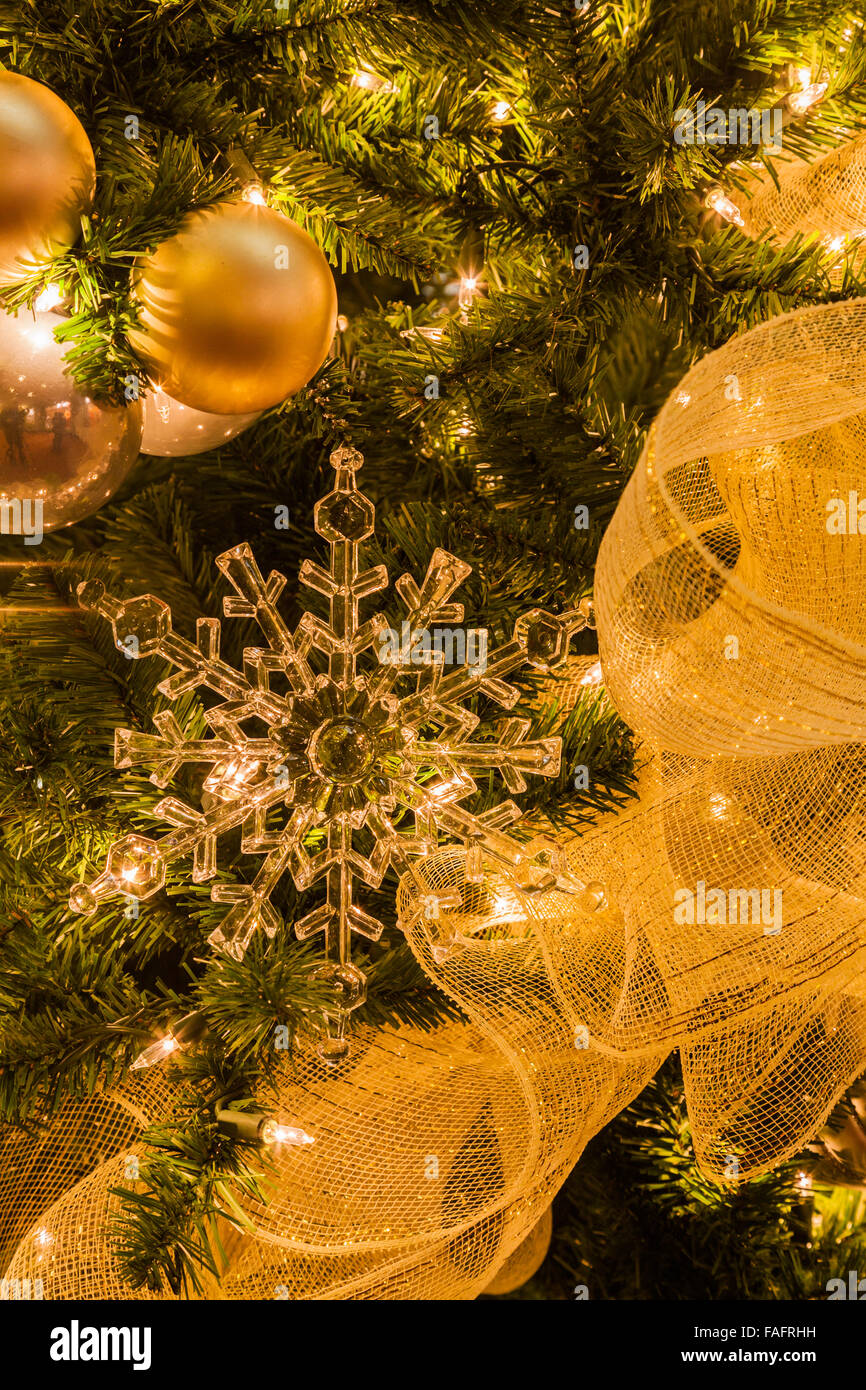 Christmas Tree Decorations With Gold Ribbons