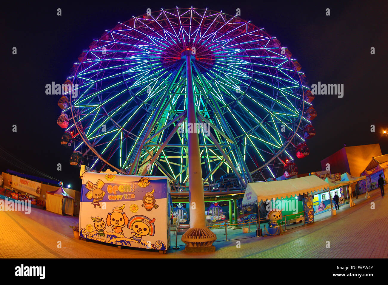 Ferris Wheel on top of the Dream Mall Shopping Center, Kaohsiung ...