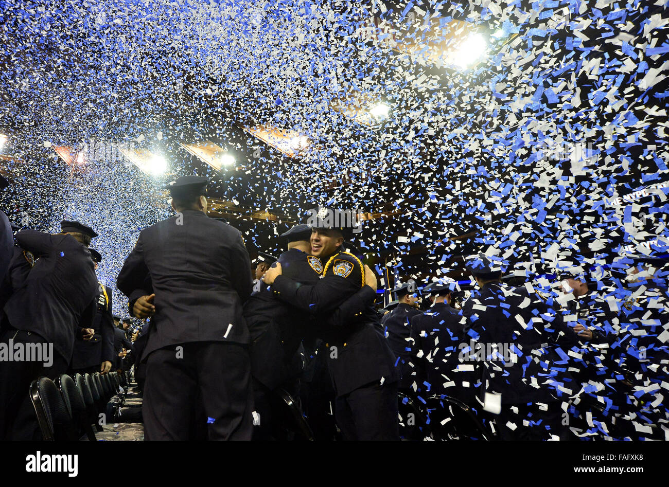 (151229) -- NEW YORK, Dec. 29, 2015 (Xinhua) -- New police officers hug ...