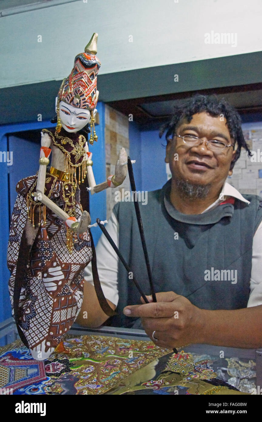 Puppet maker hi-res stock photography and images - Alamy