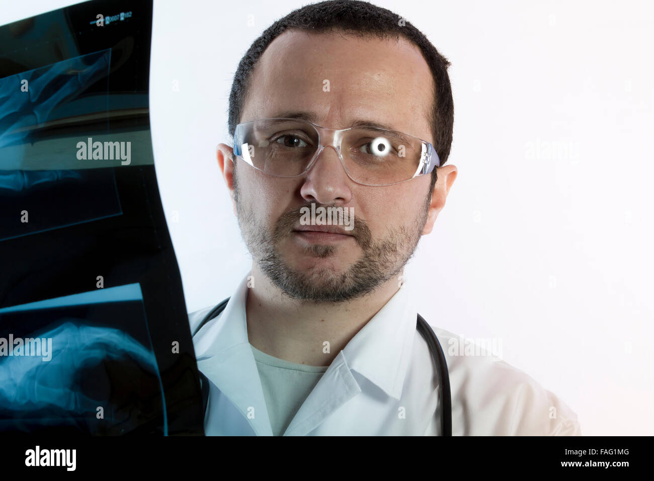 Radiographer looking at brain scan hi-res stock photography and images ...