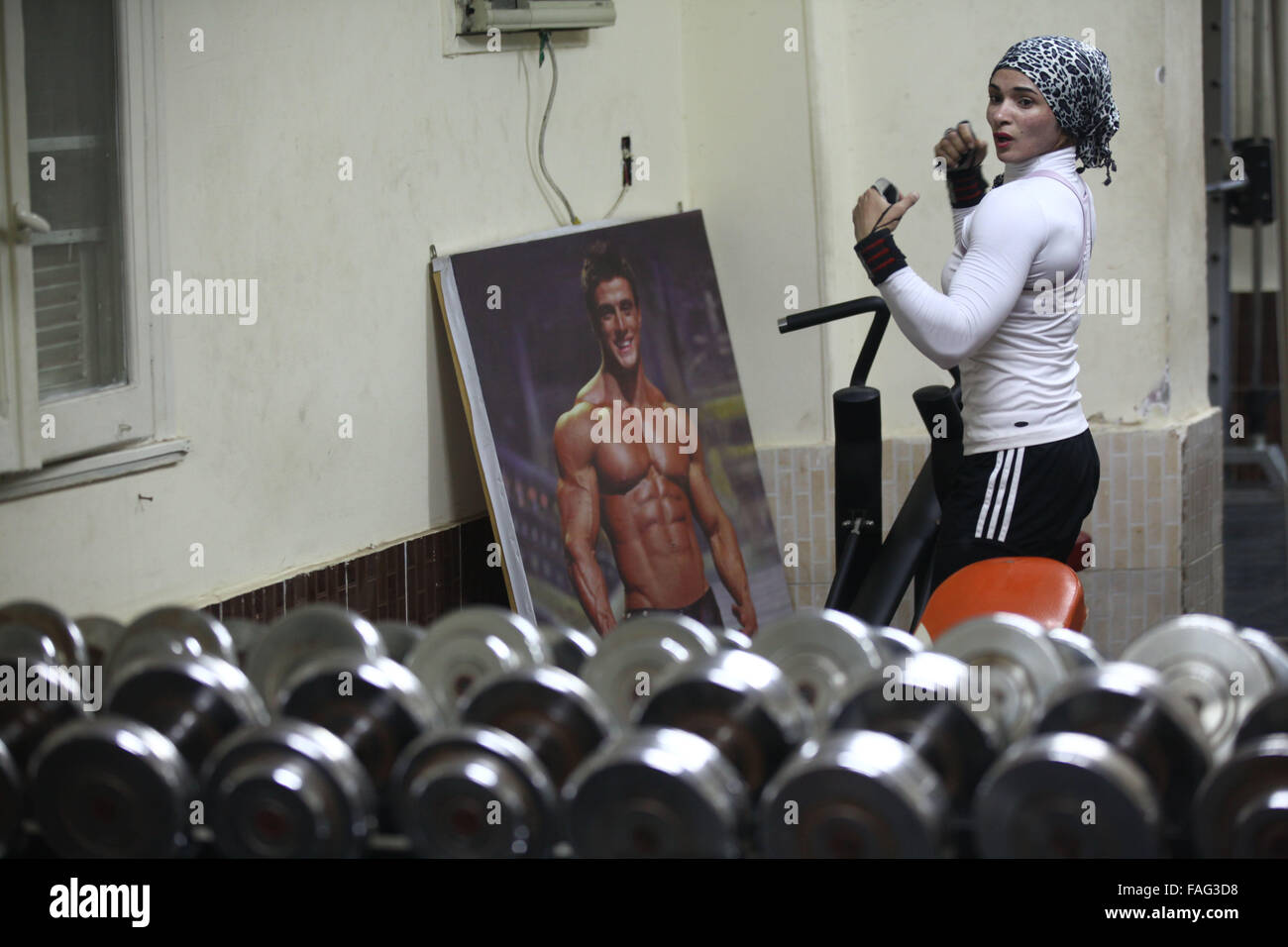 (151230) -- CAIRO, Dec. 30, 2015 (Xinhua) -- Kholoud Essam displays ...