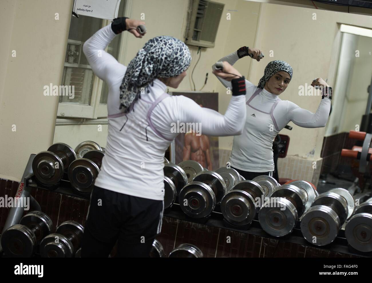 (151230) -- CAIRO, Dec. 30, 2015 (Xinhua) -- Kholoud Essam displays ...