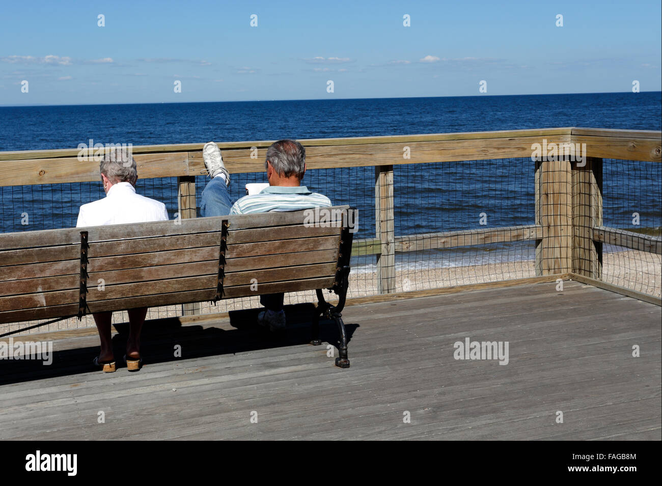 Old couple bench hi-res stock photography and images - Alamy