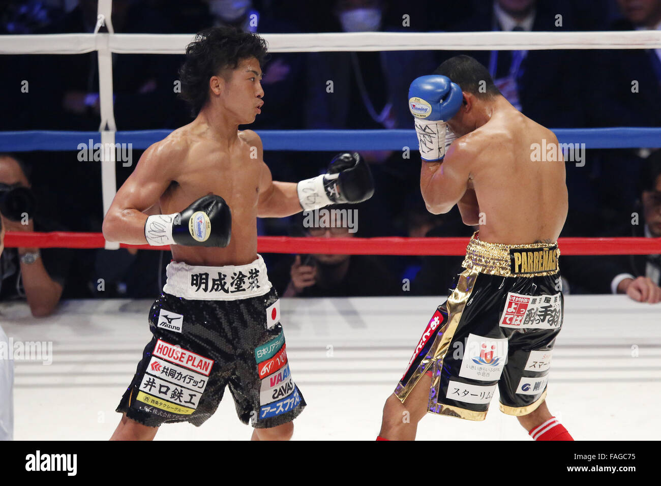 Ariake Coliseum, Tokyo, Japan. 29th Dec, 2015. (L-R) Naoya Inoue (JPN), Warlito Parrenas (PHL ...