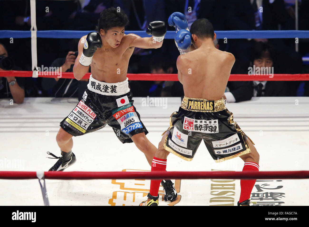Ariake Coliseum, Tokyo, Japan. 29th Dec, 2015. (L-R) Naoya Inoue (JPN), Warlito Parrenas (PHL ...