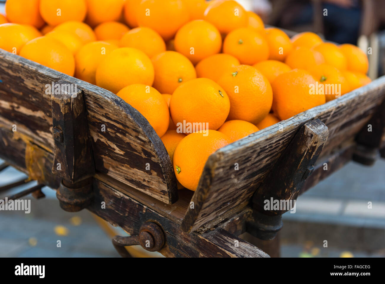 Fresh oranges on vintage wooden cart in the town Stock Photo - Alamy