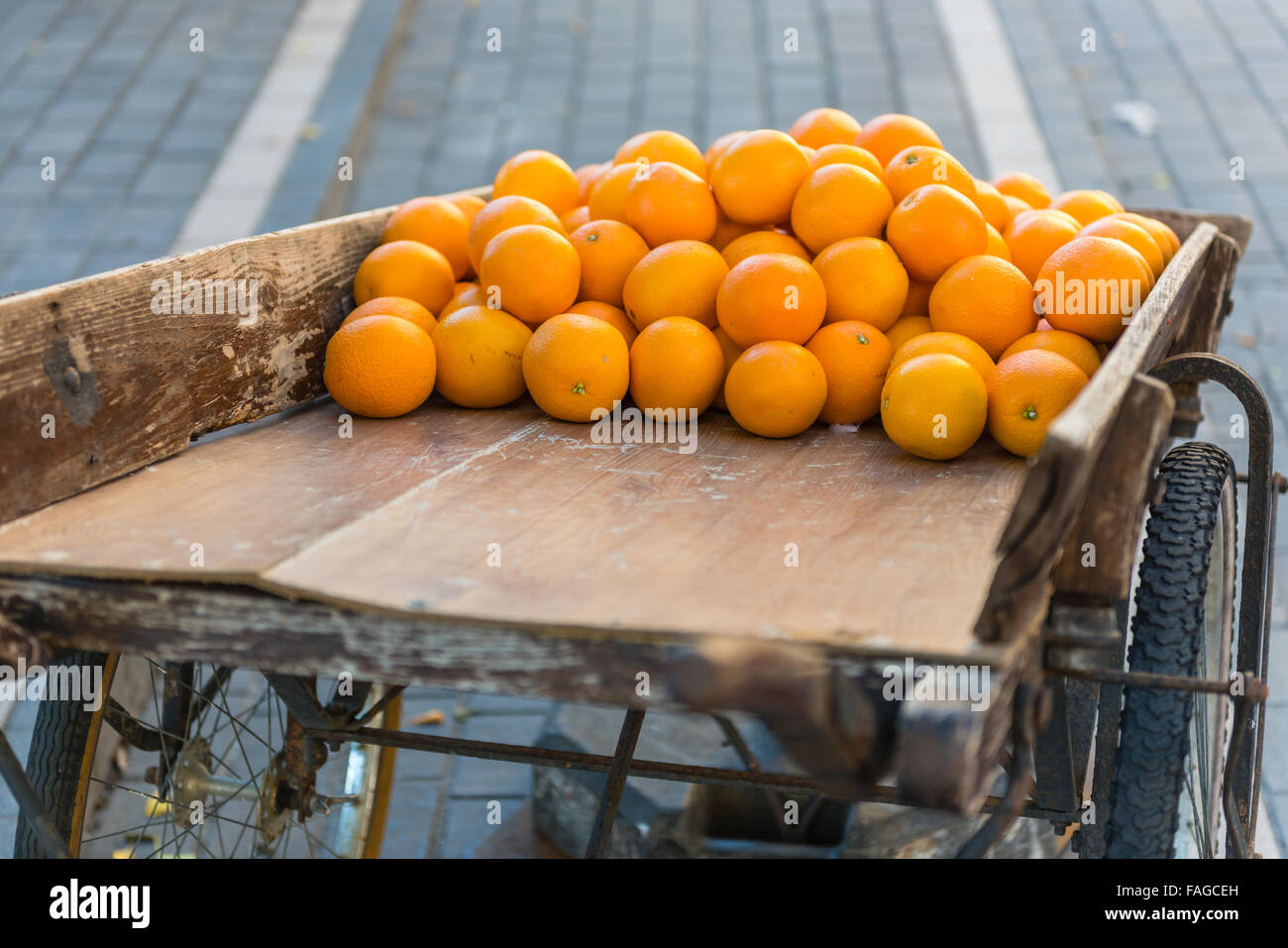 Fresh oranges on vintage wooden cart in the town Stock Photo - Alamy