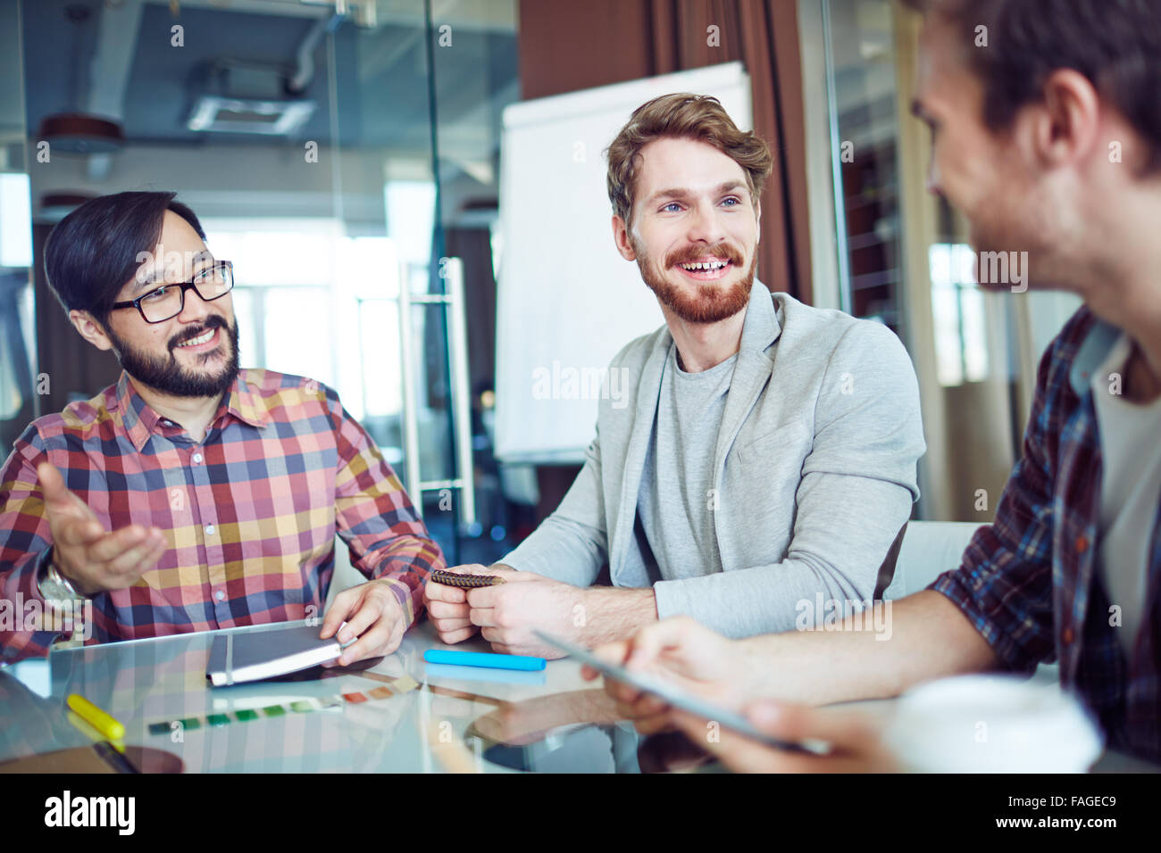 Group of colleagues consulting at meeting in office Stock Photo - Alamy
