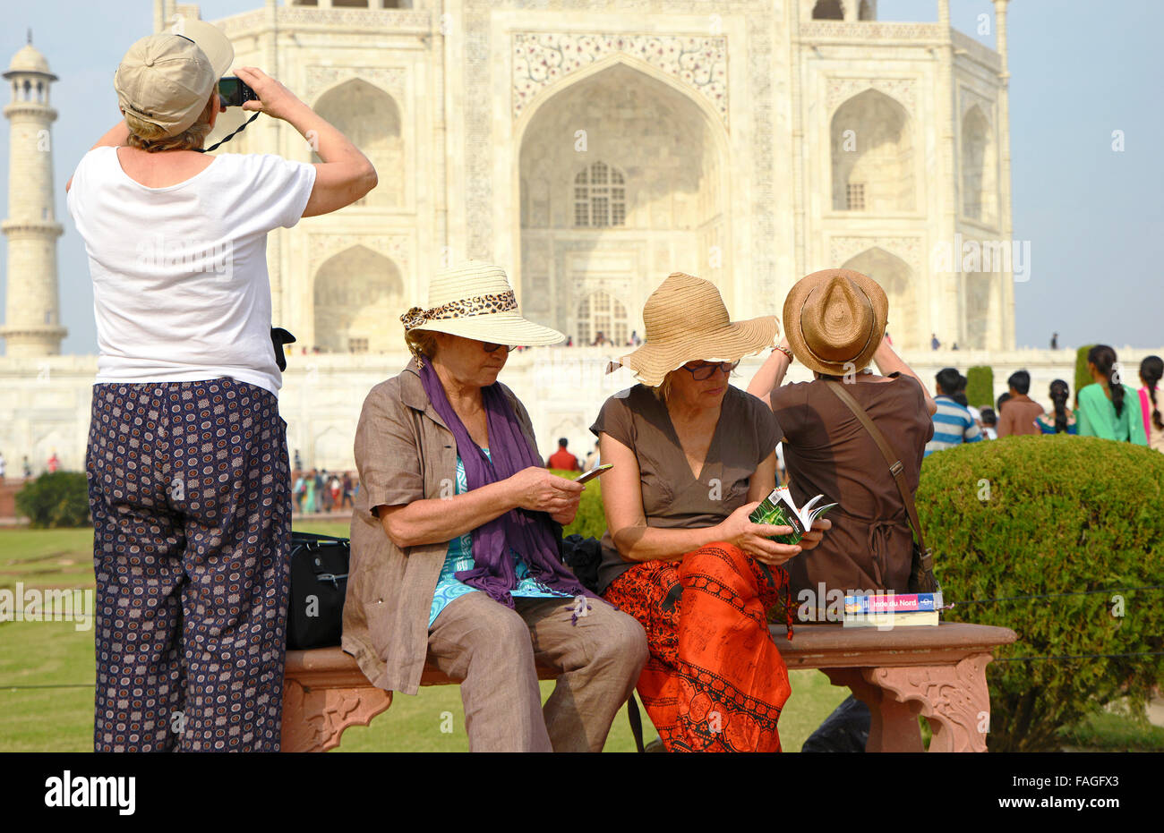 Foreign tourist front in a Taj Mahal Stock Photo - Alamy