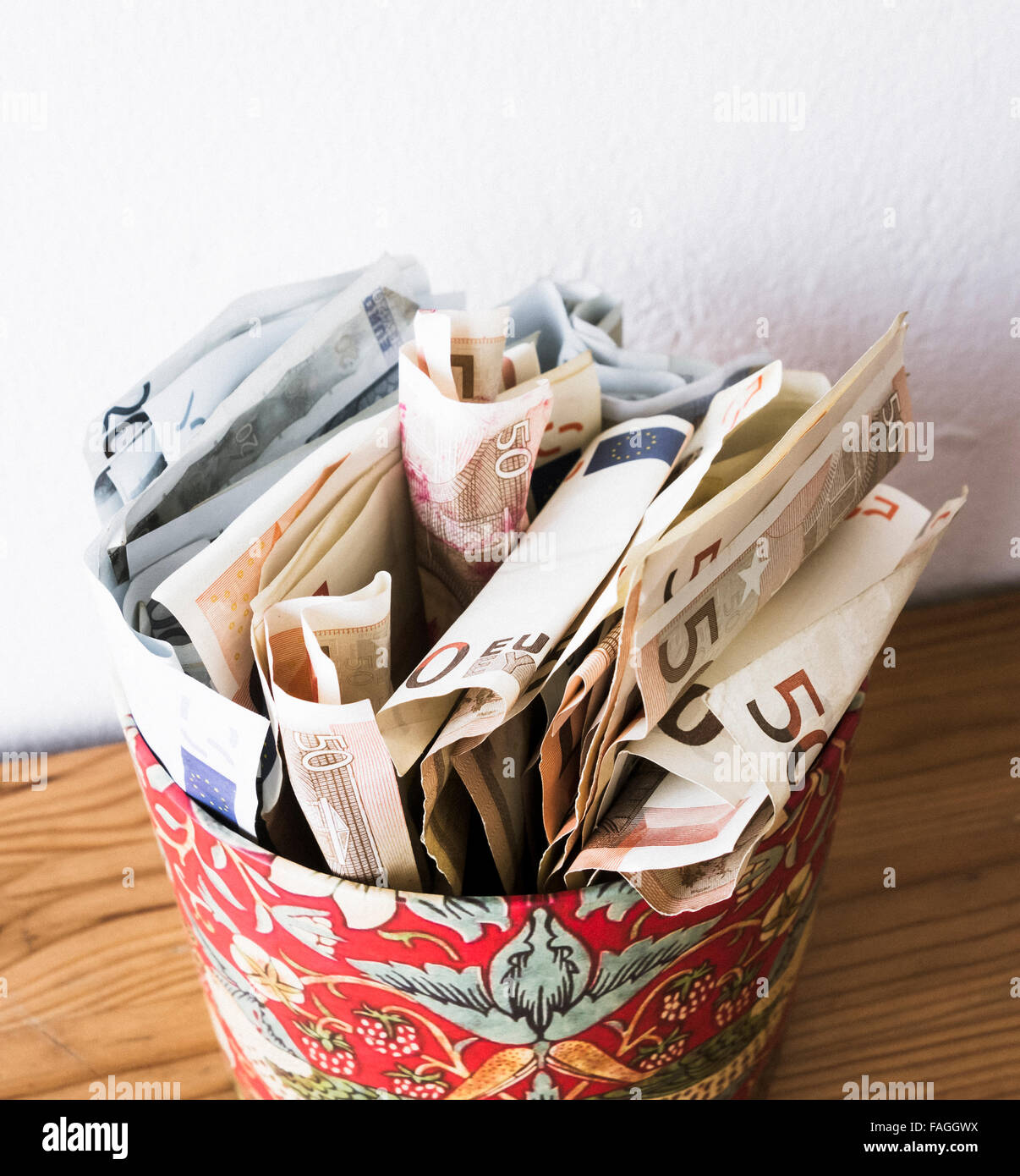 Euro currency notes (fifties and twenties) in round cardboard box Stock ...