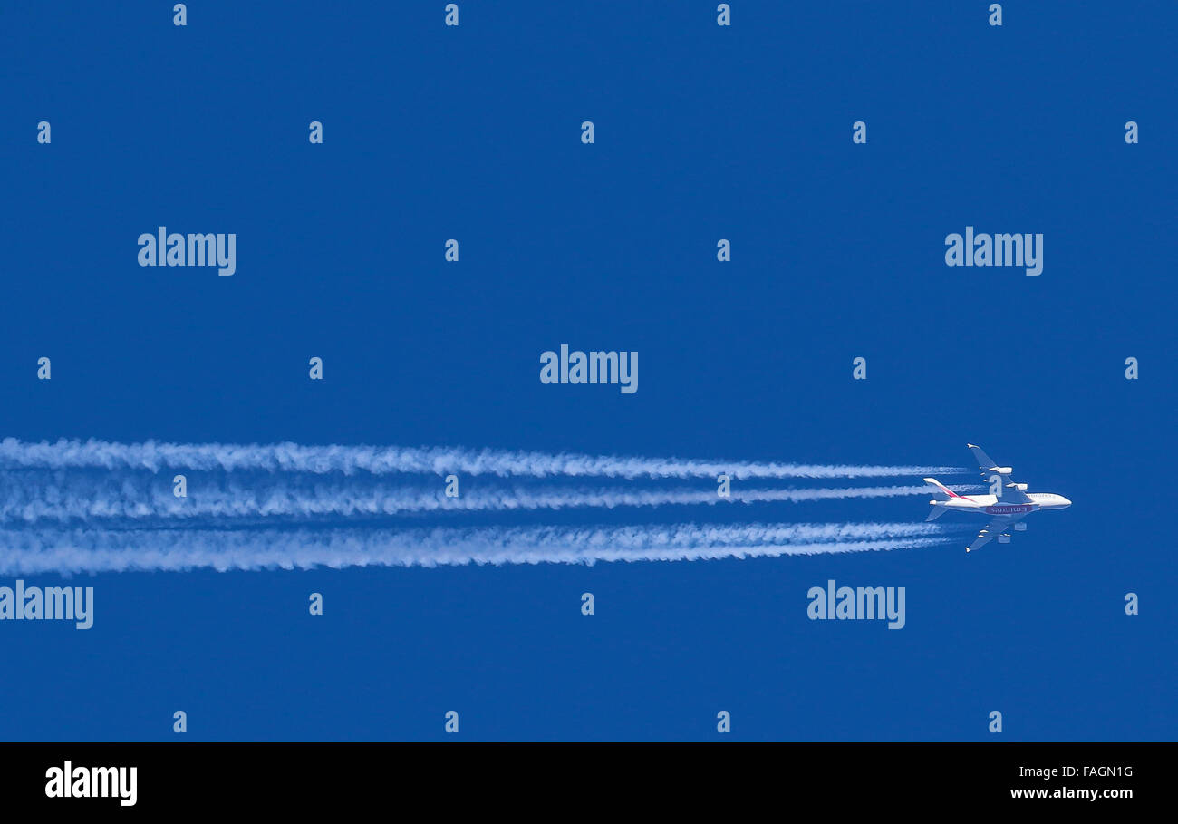 Side view emirates airbus a380 hi-res stock photography and images - Alamy