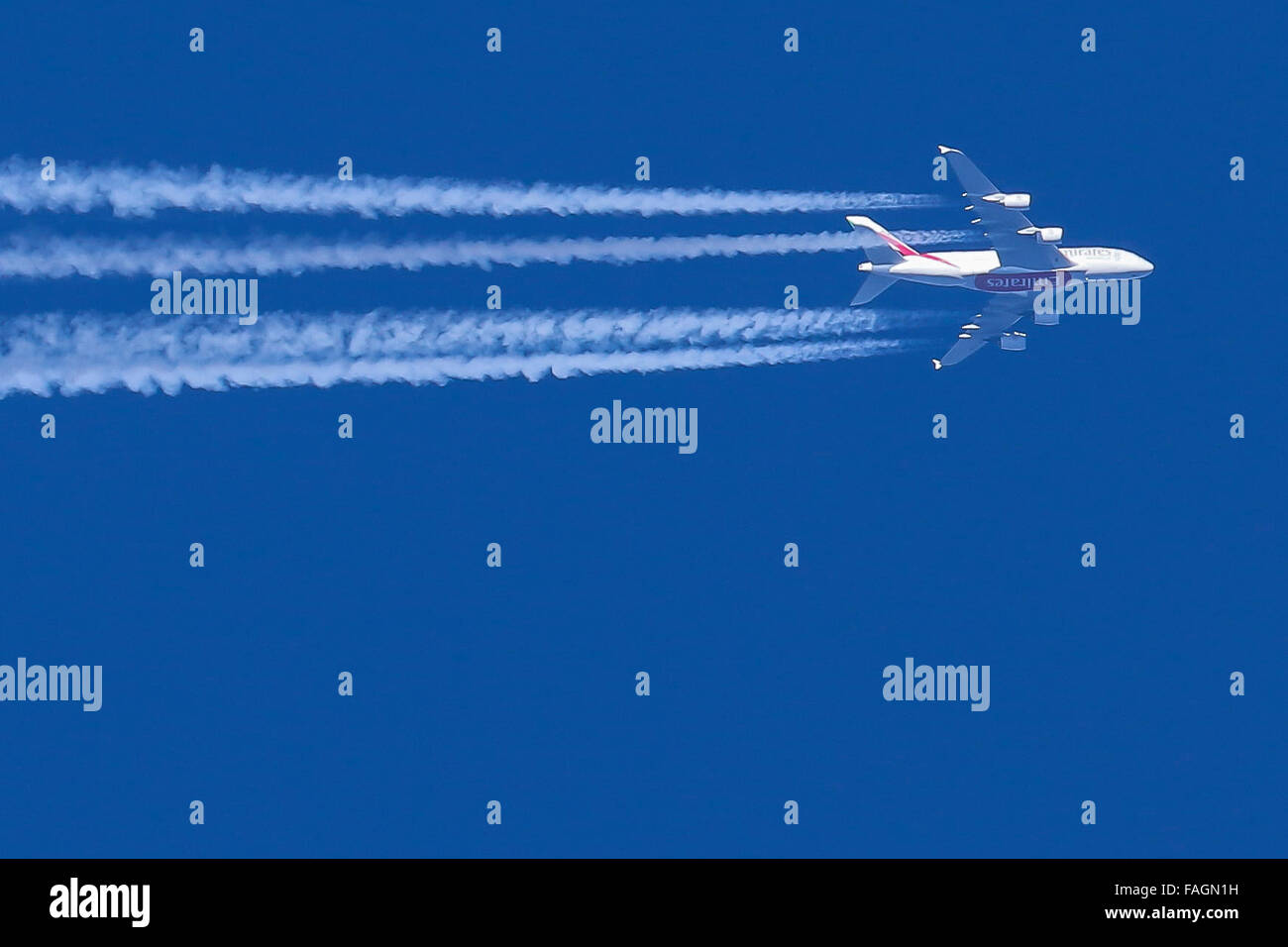 Side view emirates airbus a380 hi-res stock photography and images - Alamy