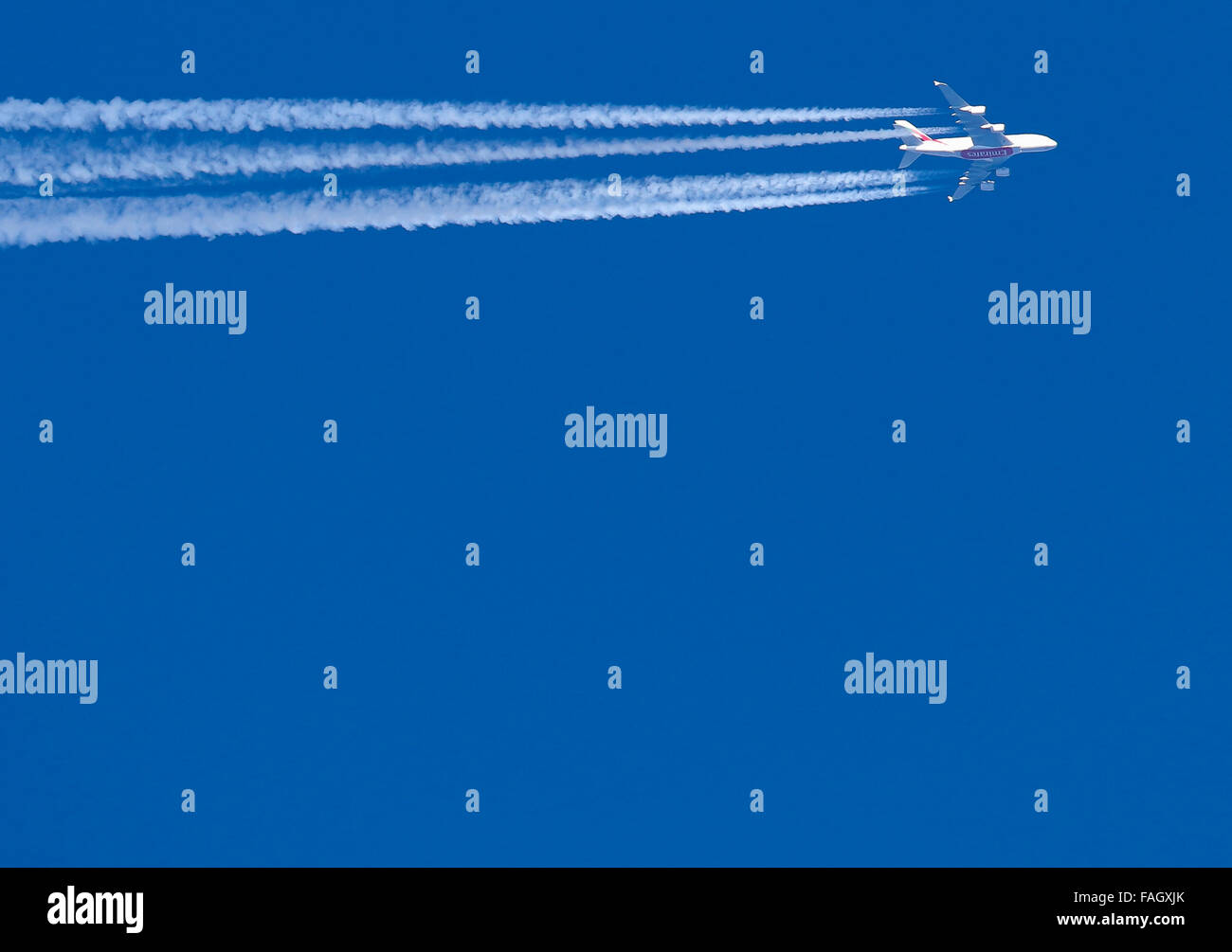 Side view emirates airbus a380 hi-res stock photography and images - Alamy