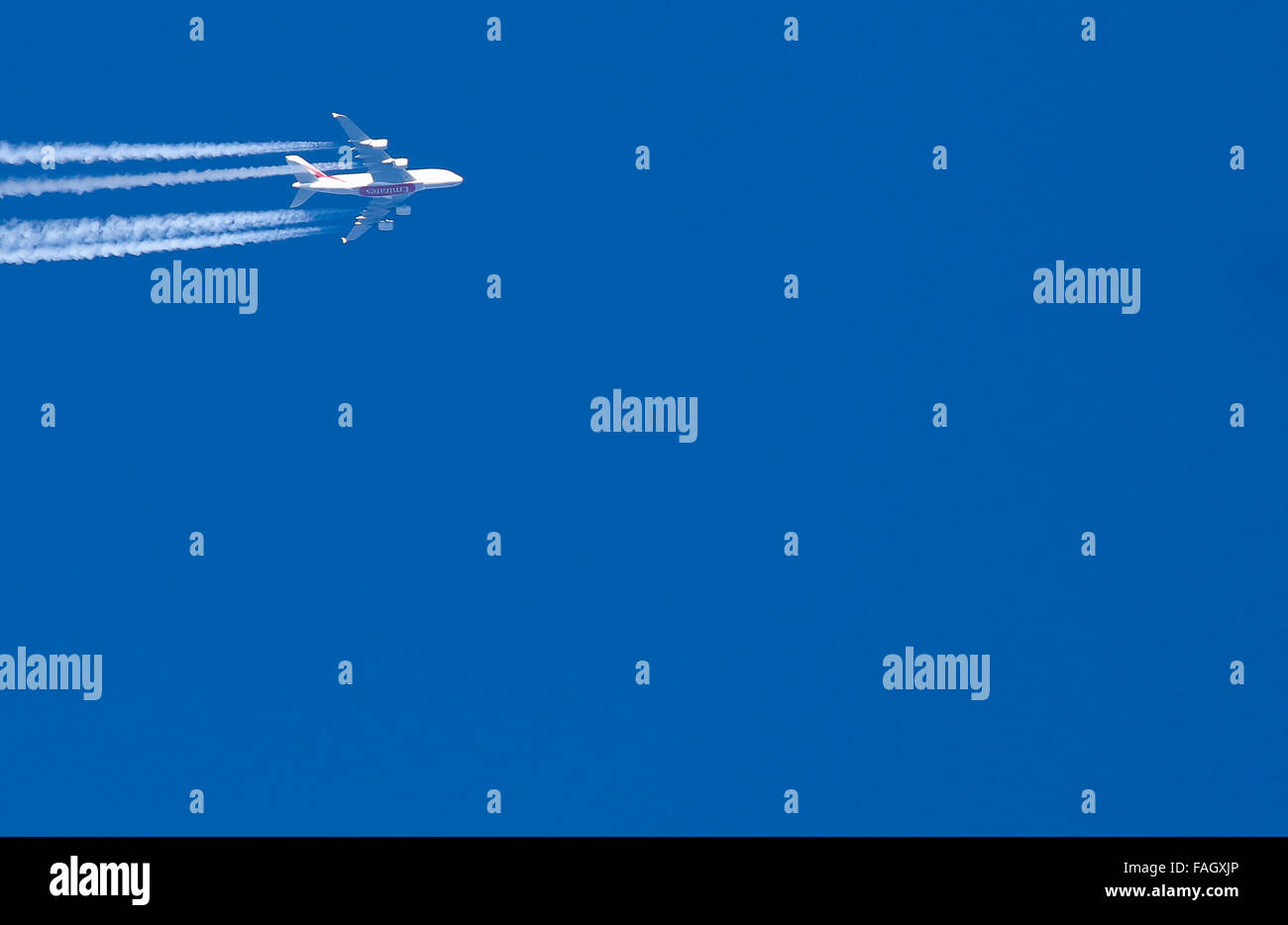 Side view emirates airbus a380 hi-res stock photography and images - Alamy