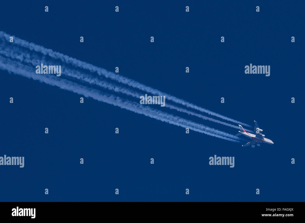 Side view emirates airbus a380 hi-res stock photography and images - Alamy