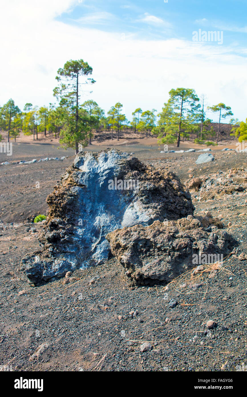 Big boulders pile hi-res stock photography and images - Alamy