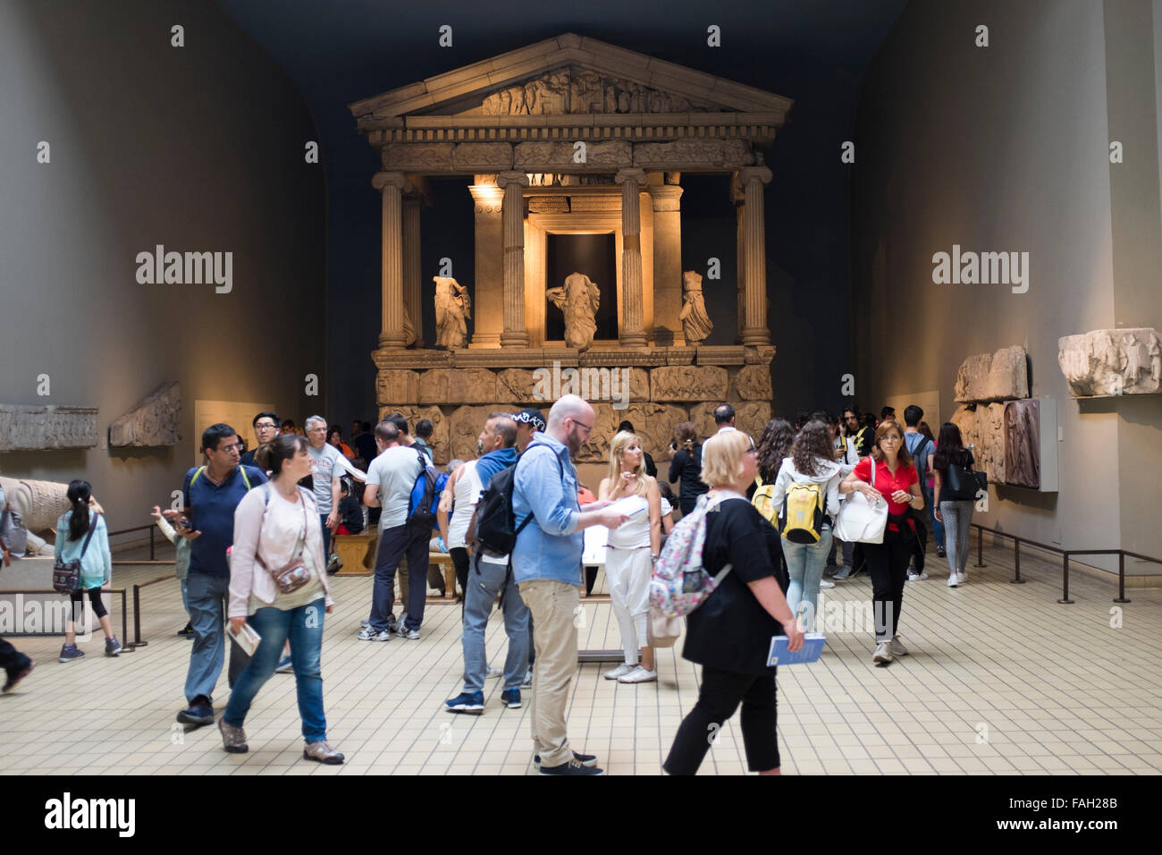 Walk through crowd london hi-res stock photography and images - Alamy
