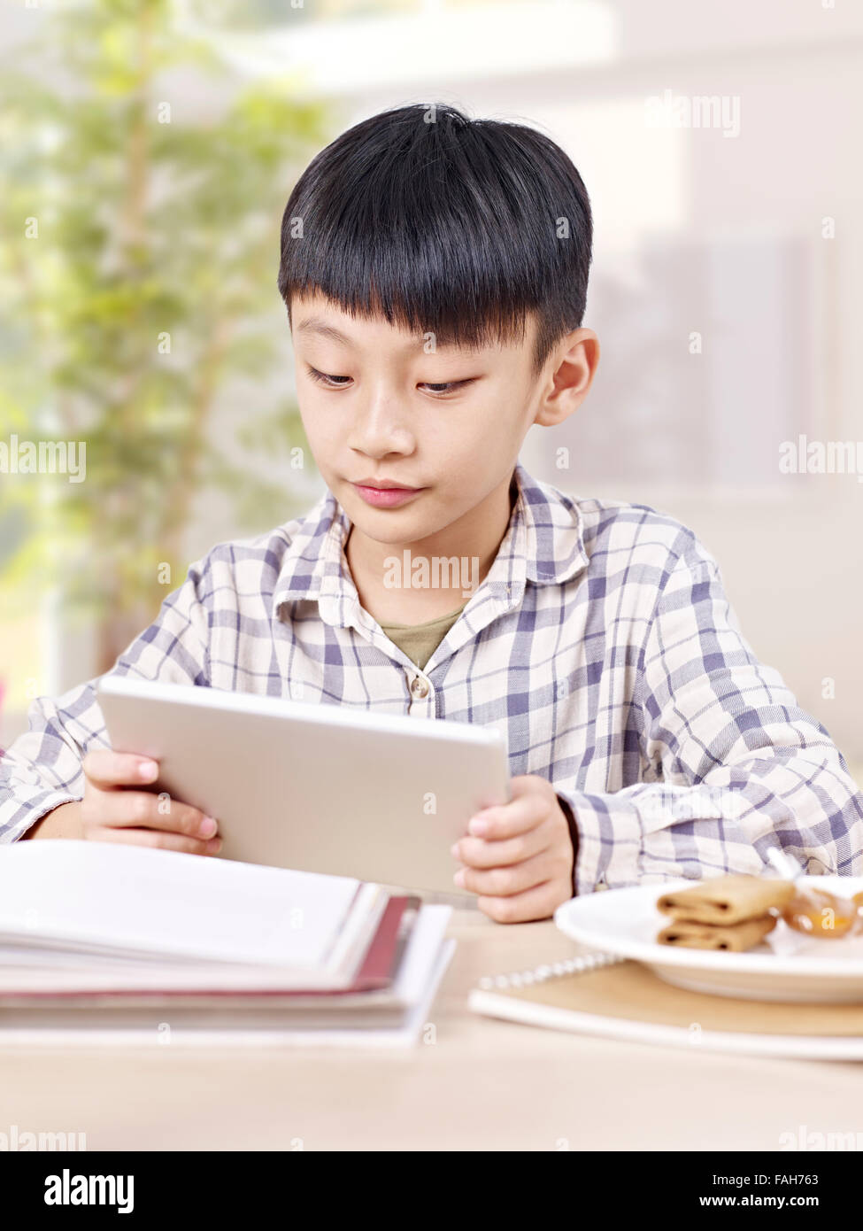 asian boy using ipad Stock Photo - Alamy