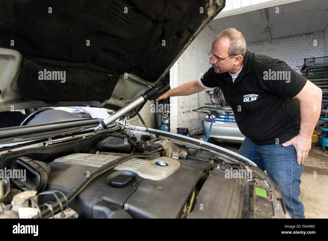 Replace windscreen in auto glass hi-res stock photography and images ...