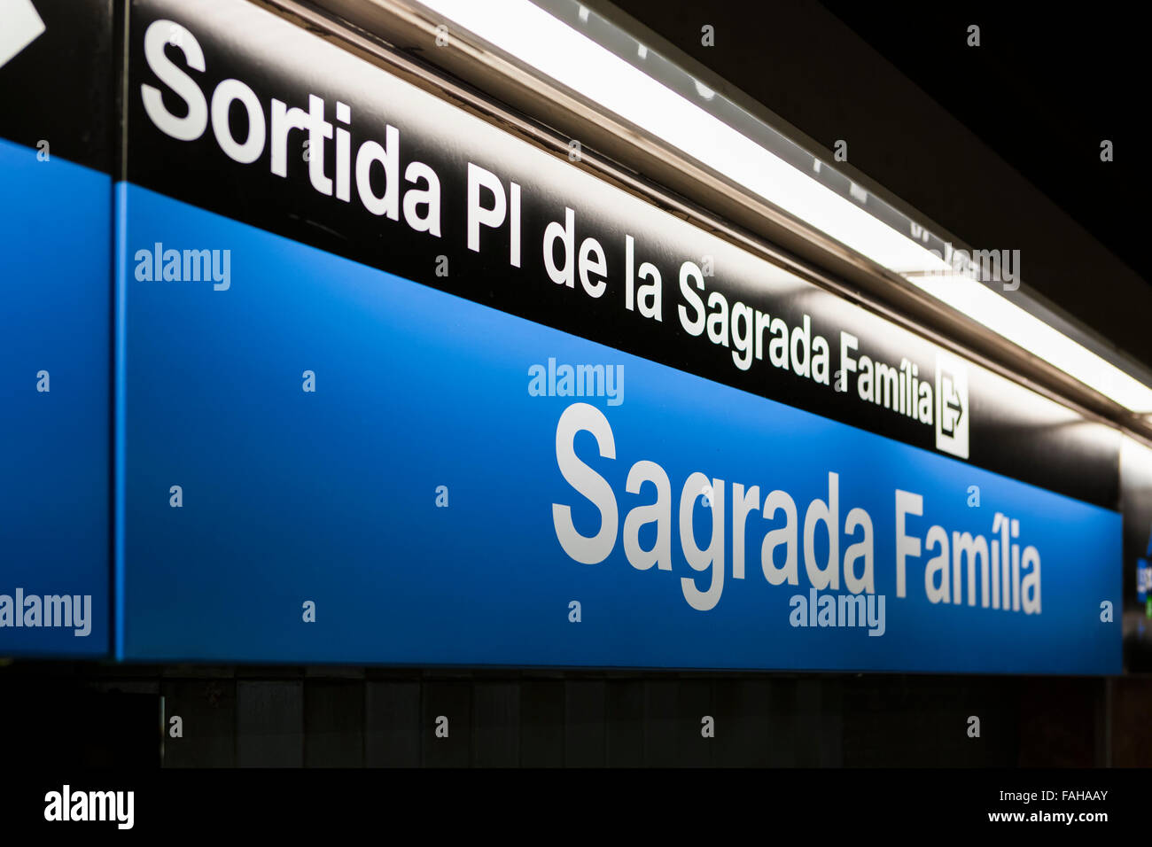 Metro station sign barcelona hi-res stock photography and images - Alamy