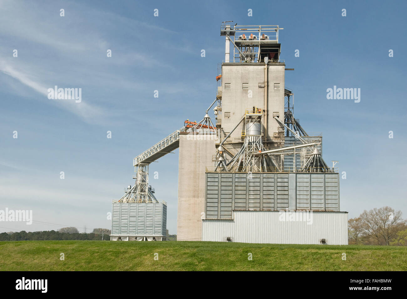 Corrugated metal grain elevator hi-res stock photography and images - Alamy