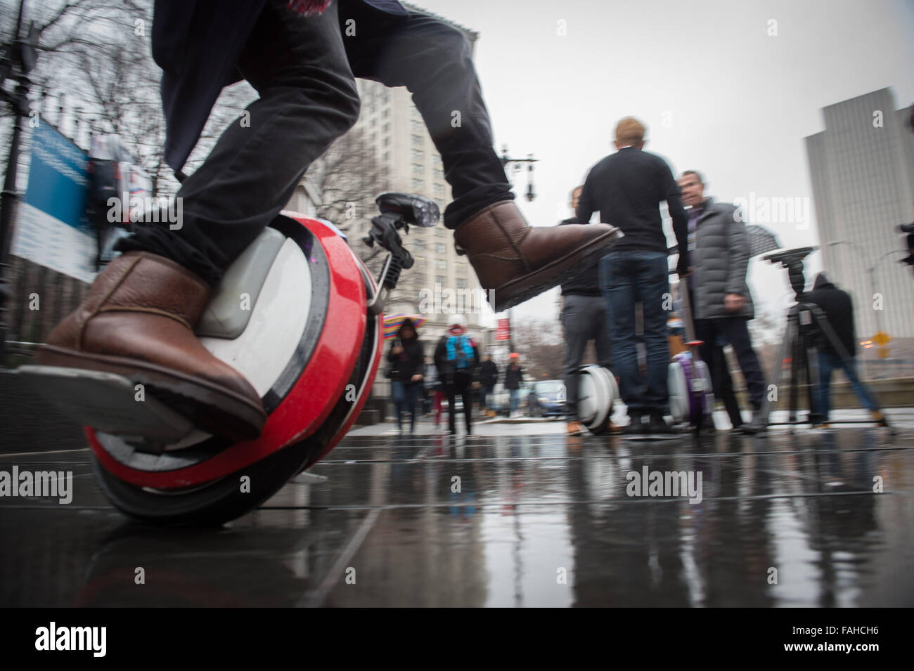 New York, NY, USA. 29th Dec, 2015. Doaine Thompson demonstrates a ...