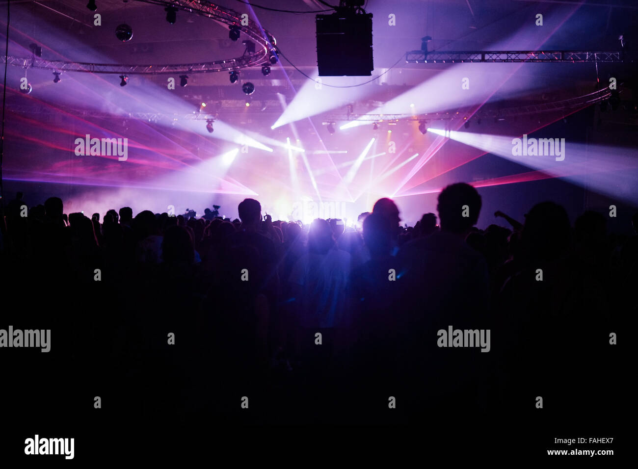 Crowd facing stage hi-res stock photography and images - Alamy