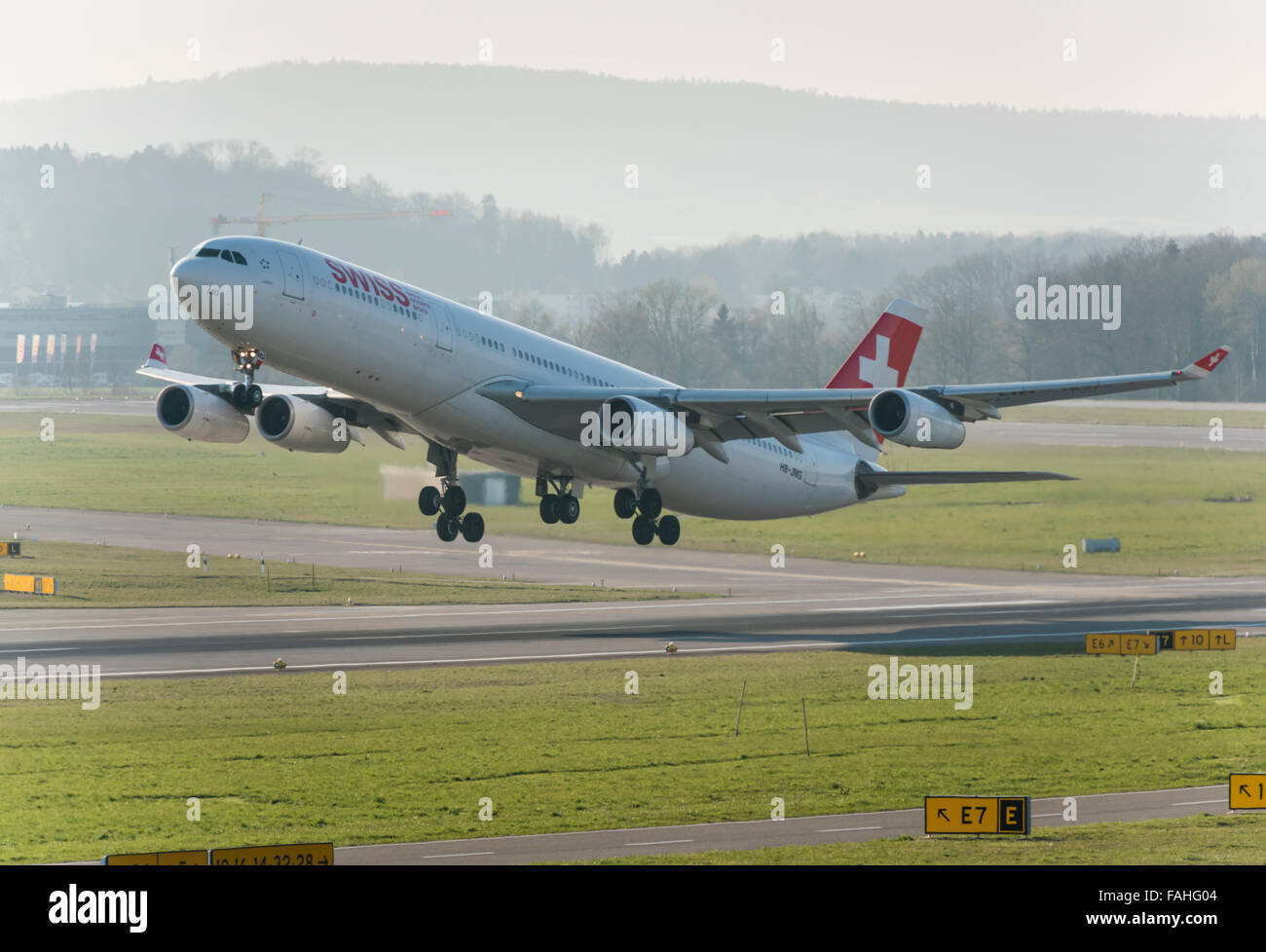Airliner aircraft jet takeoff liftoff hi-res stock photography and ...