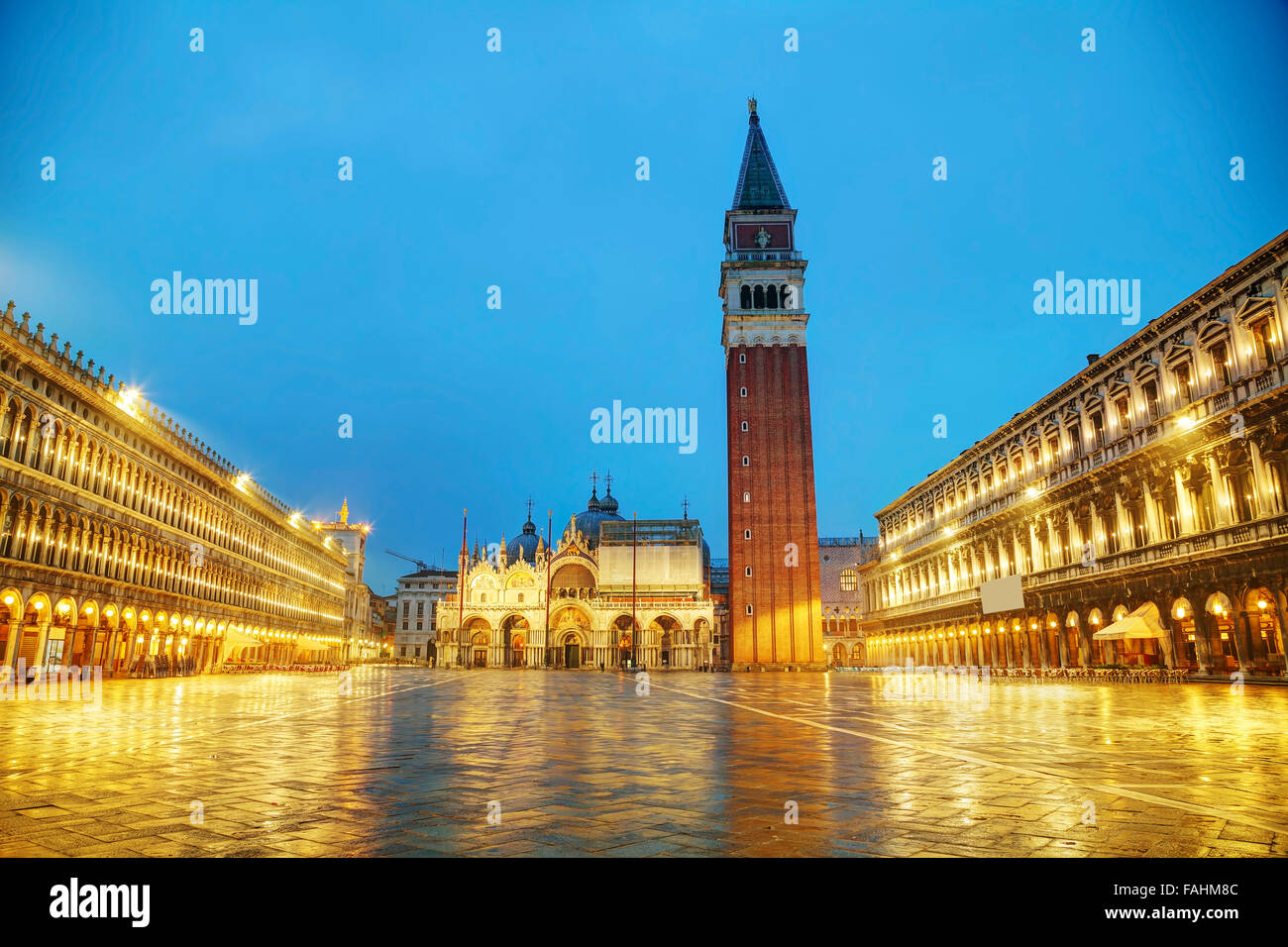 Cathedral columns venice square hi-res stock photography and images - Alamy